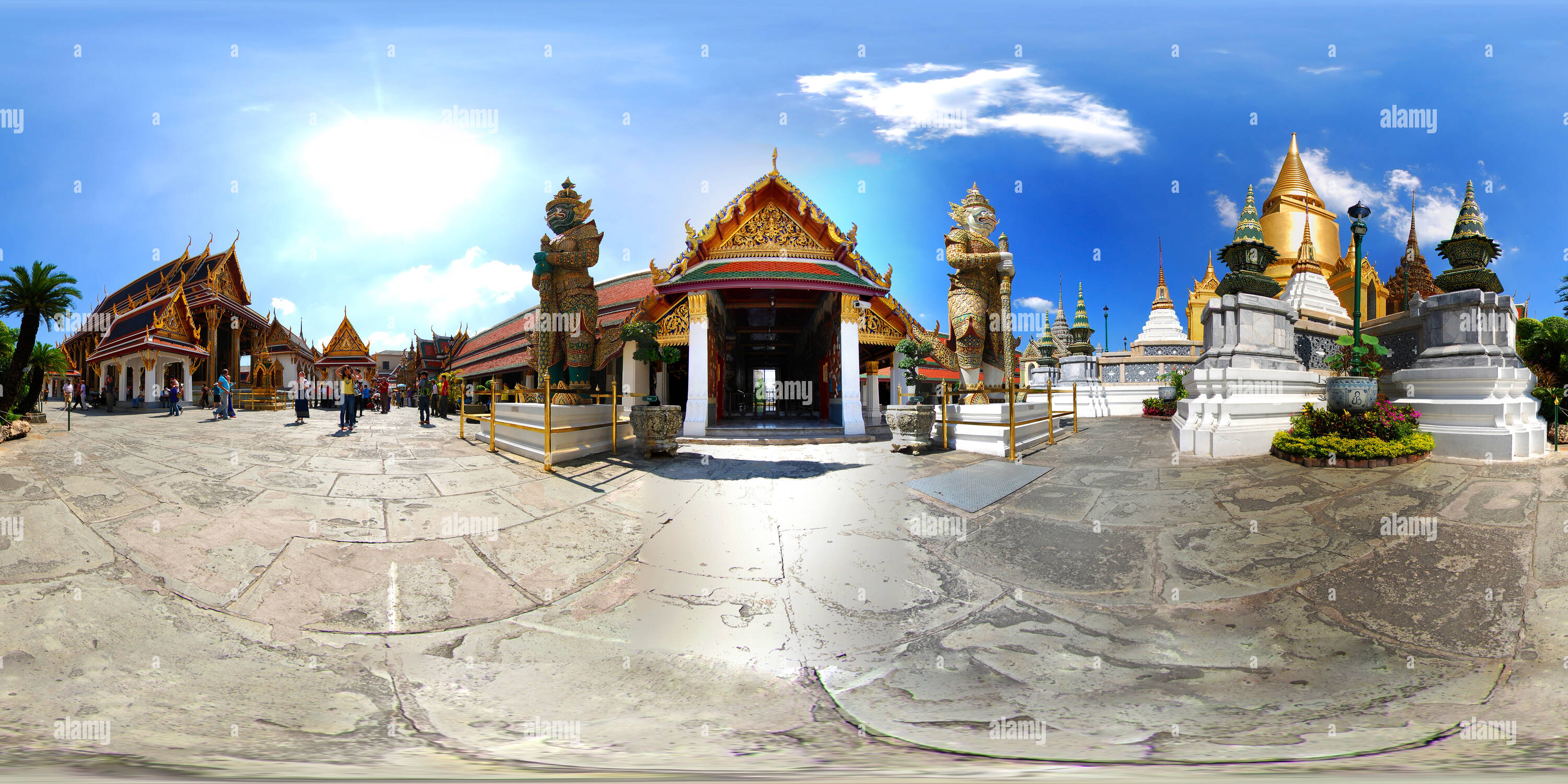 360° view of Guardian Angels, Temple of the Emerald Buddha, Bangkok - Alamy