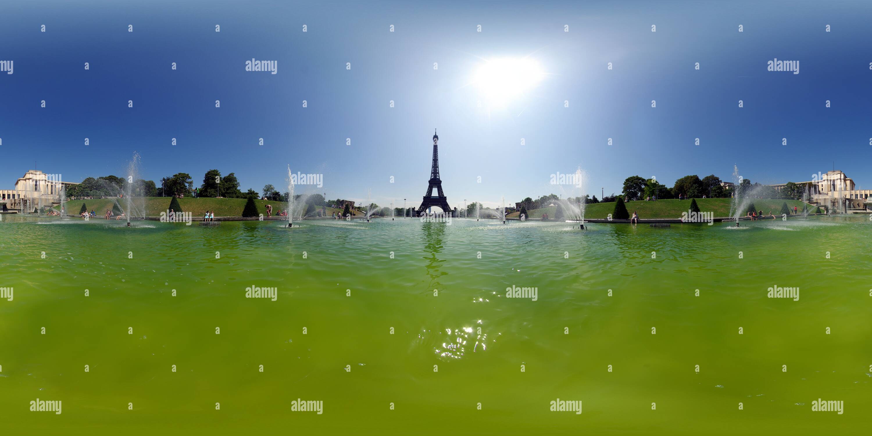 360° view of Eiffel Tower from the Warsaw Fountain - Alamy