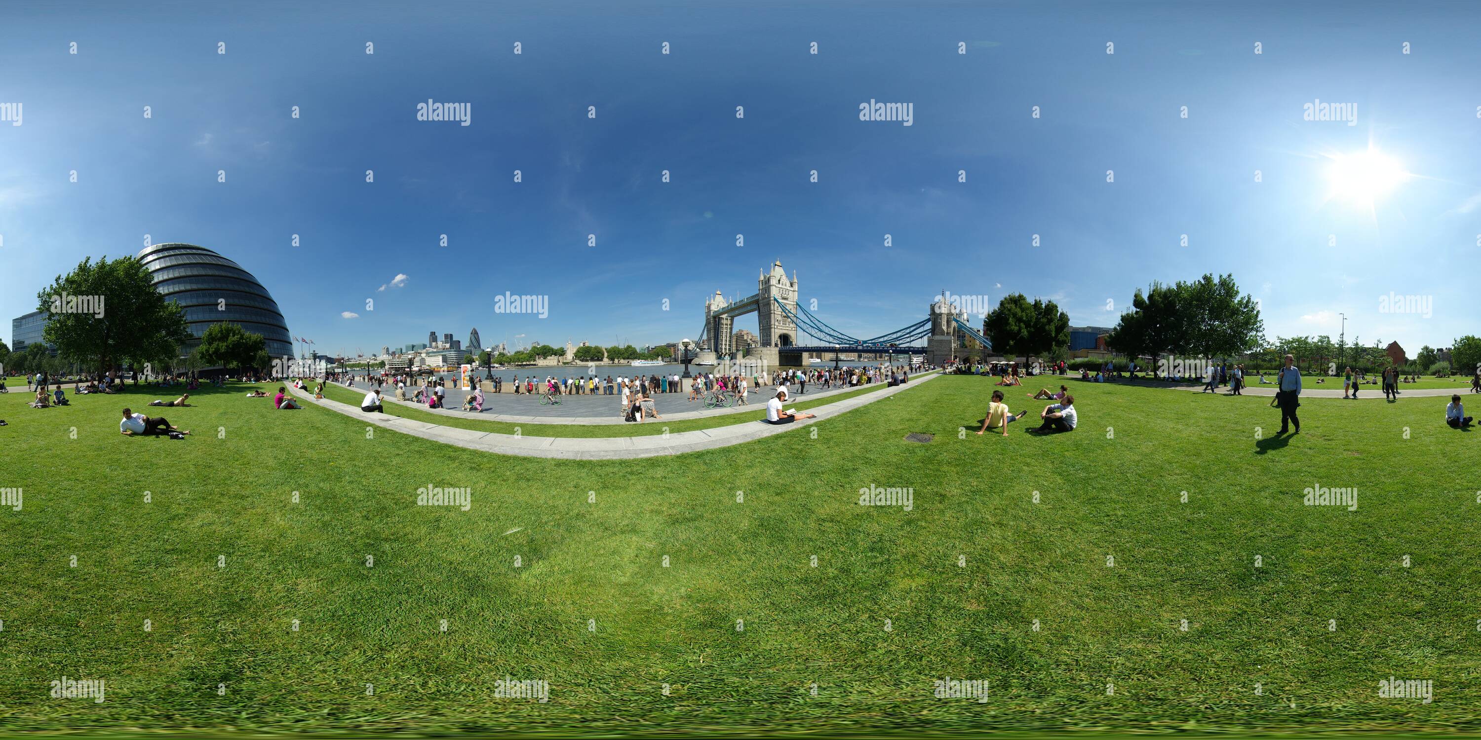 360° view of Tower Bridge on Green - Alamy