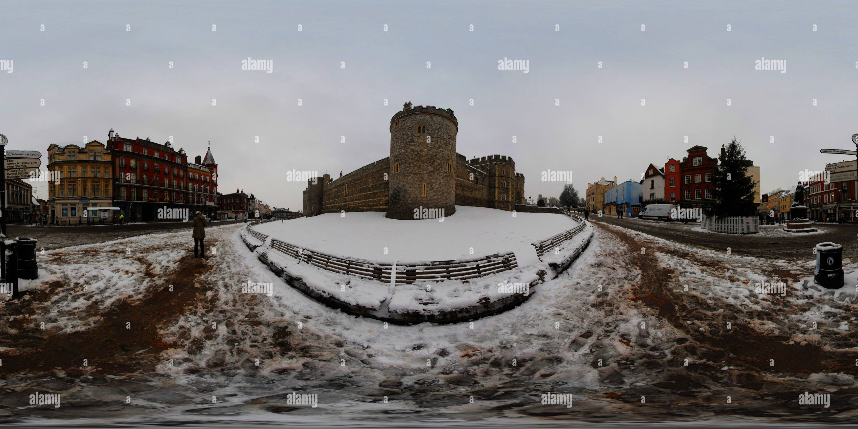 360° view of Windsor Castle in the snow - Alamy