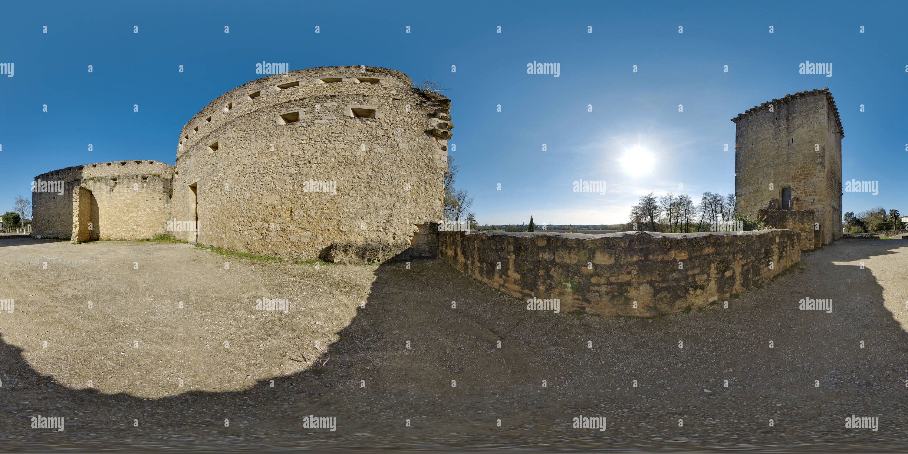 360° view of Donjon et balcon de la citadelle de Rions - France - Alamy