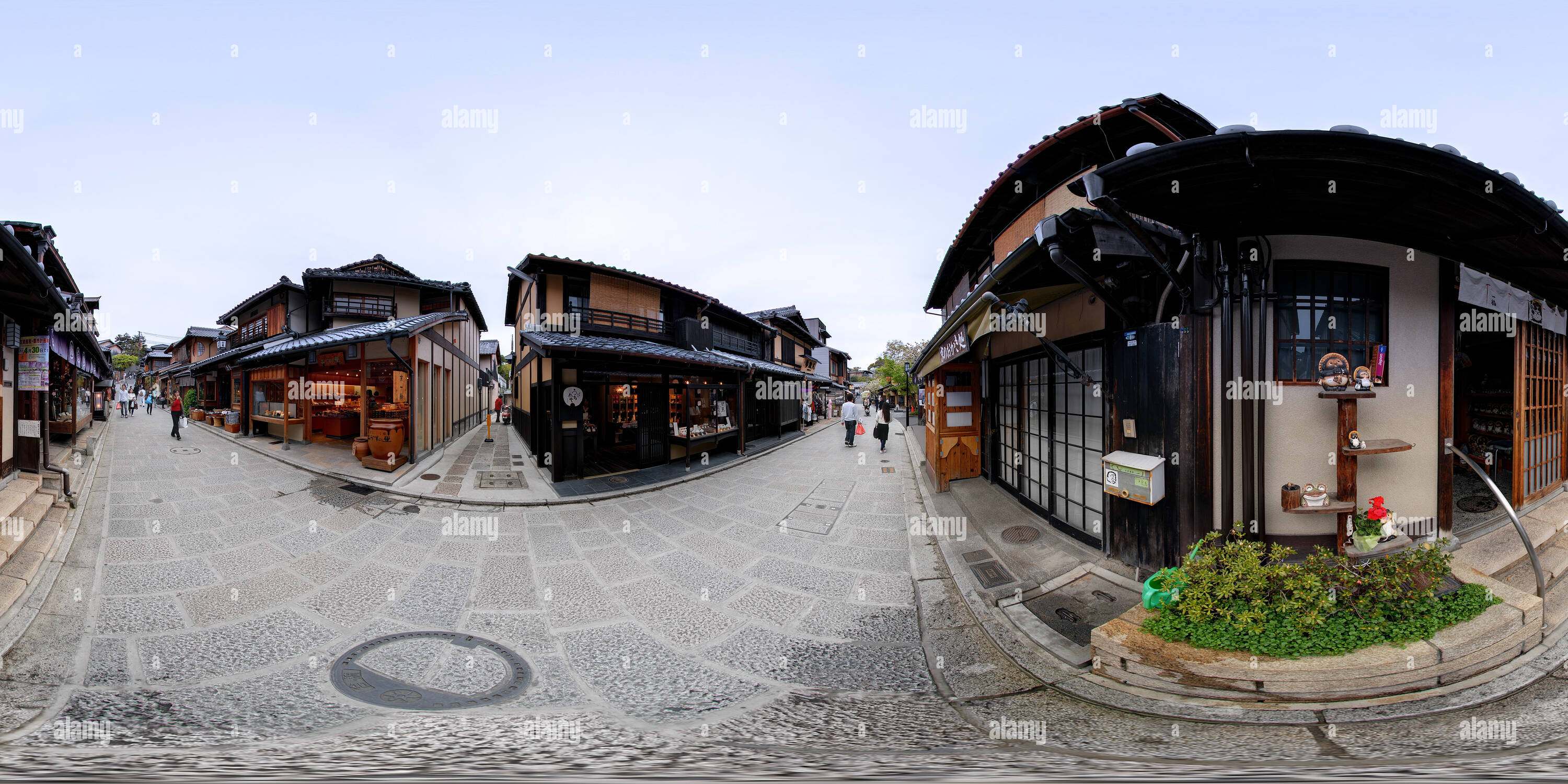 360° view of Traditional Japanese street, Ninen Jaka, Kyoto - Alamy
