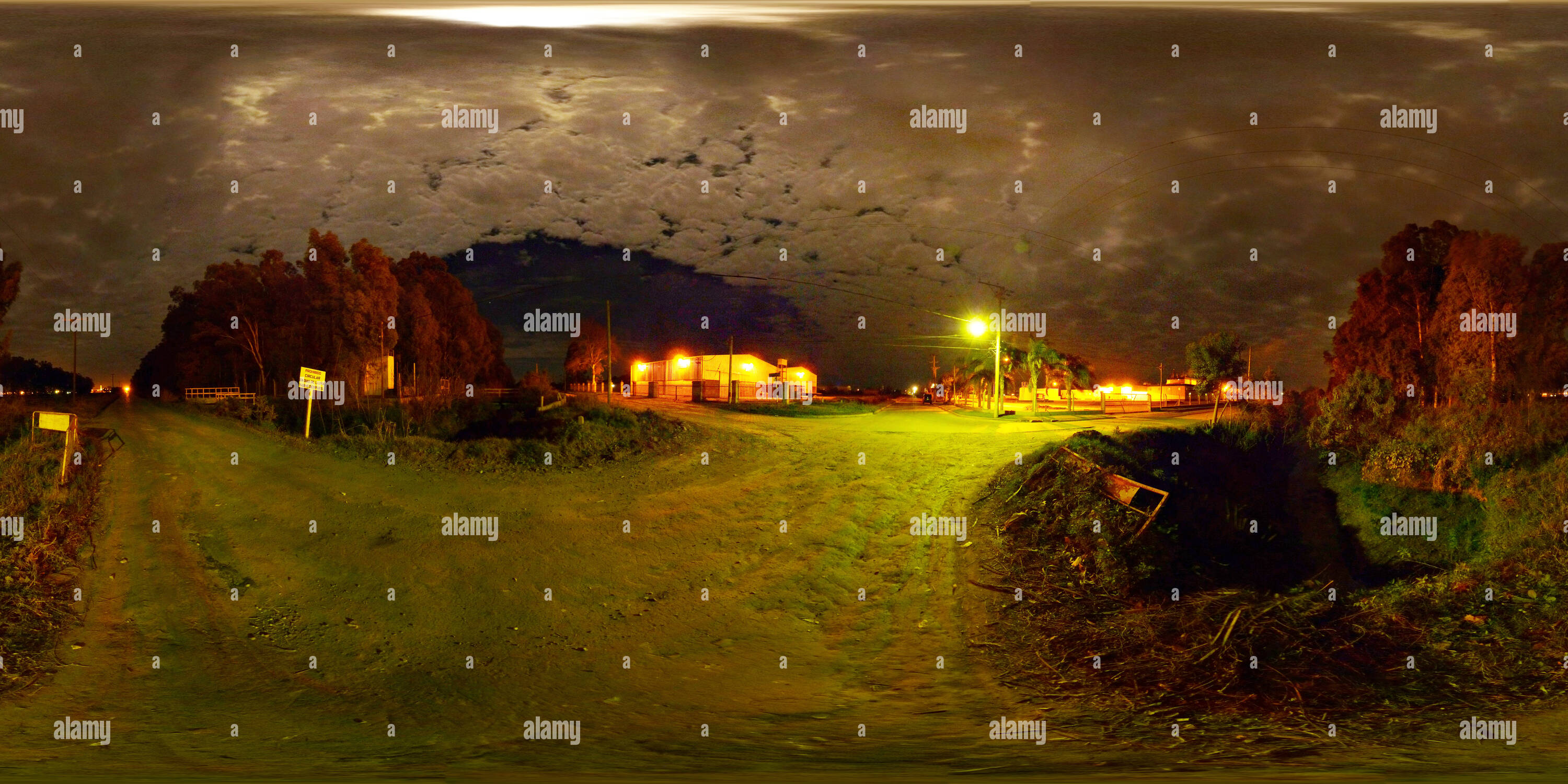 360° view of 1st of May and Alem street moonlight night at Esperanza ...