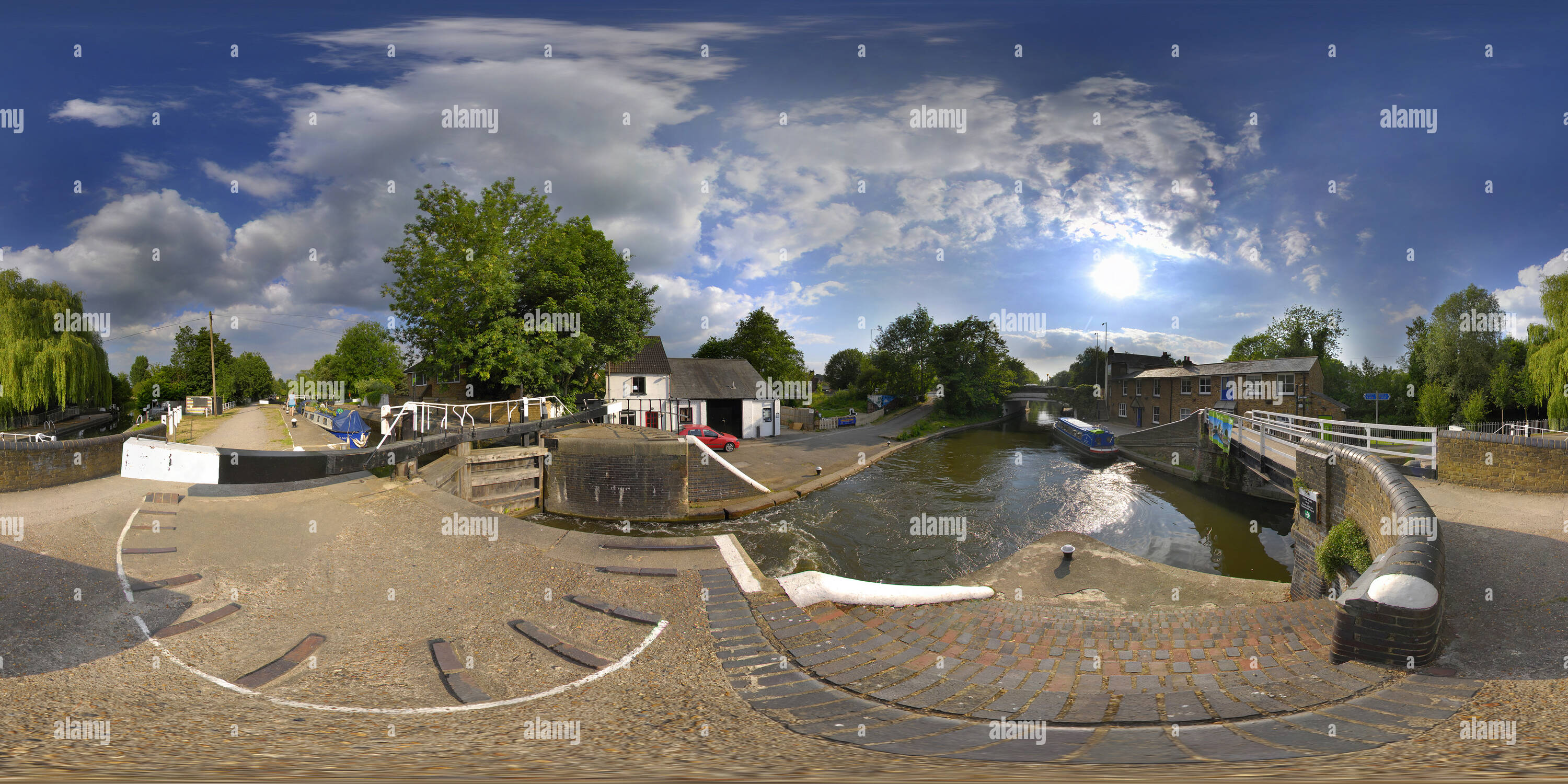 360° view of Canal Lock Gates, Grand Union Canal - Alamy