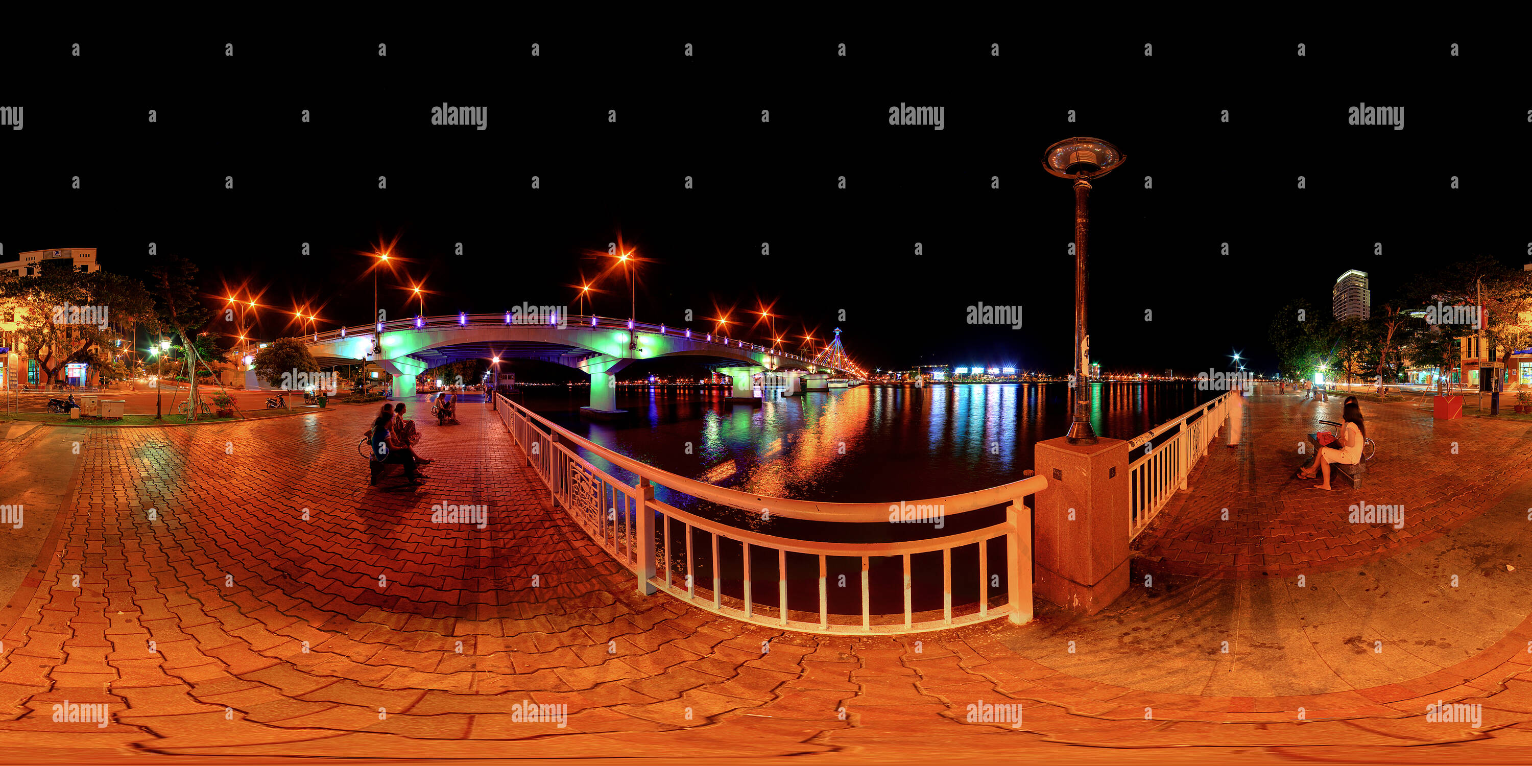 360° view of Han river bridge at night - Alamy