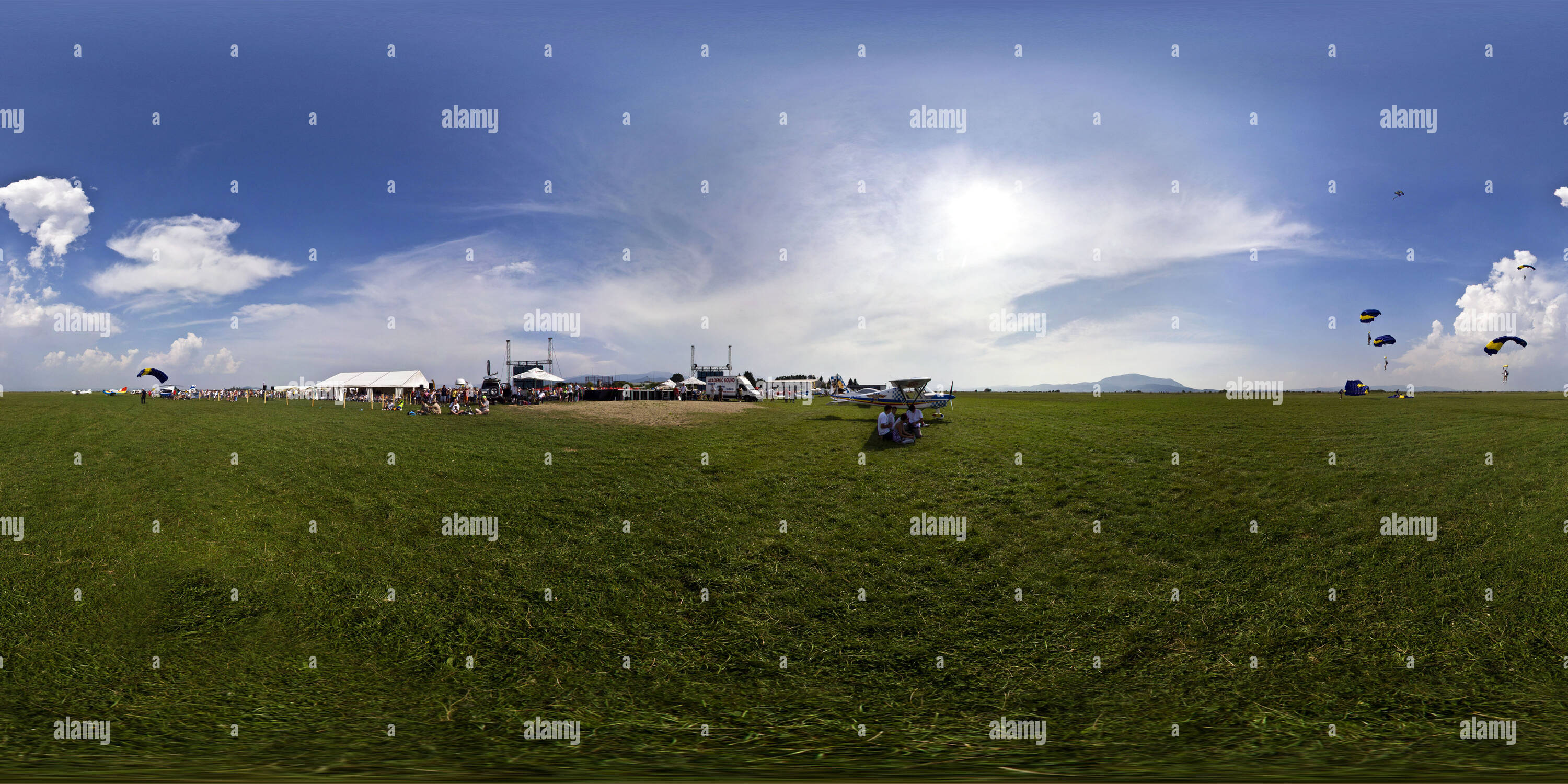 Paratroopers landing hi-res stock photography and images - Alamy