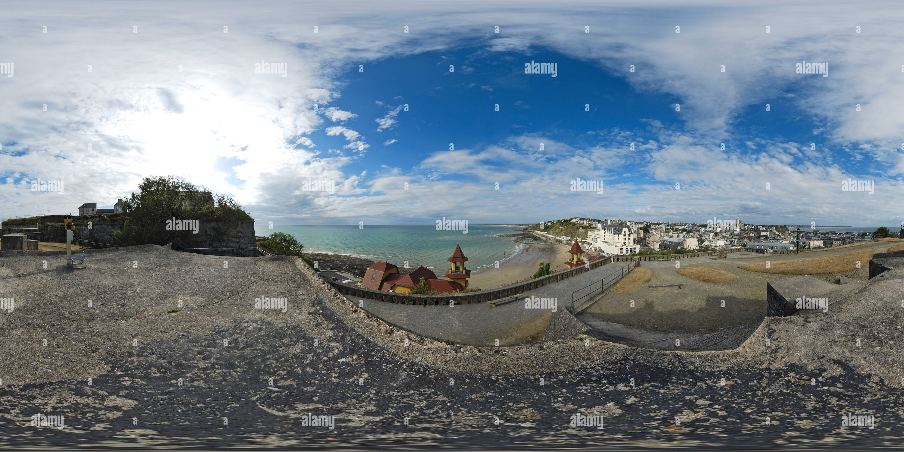 360° view of Point d'observation de la place de l'Isthme de Granville ...