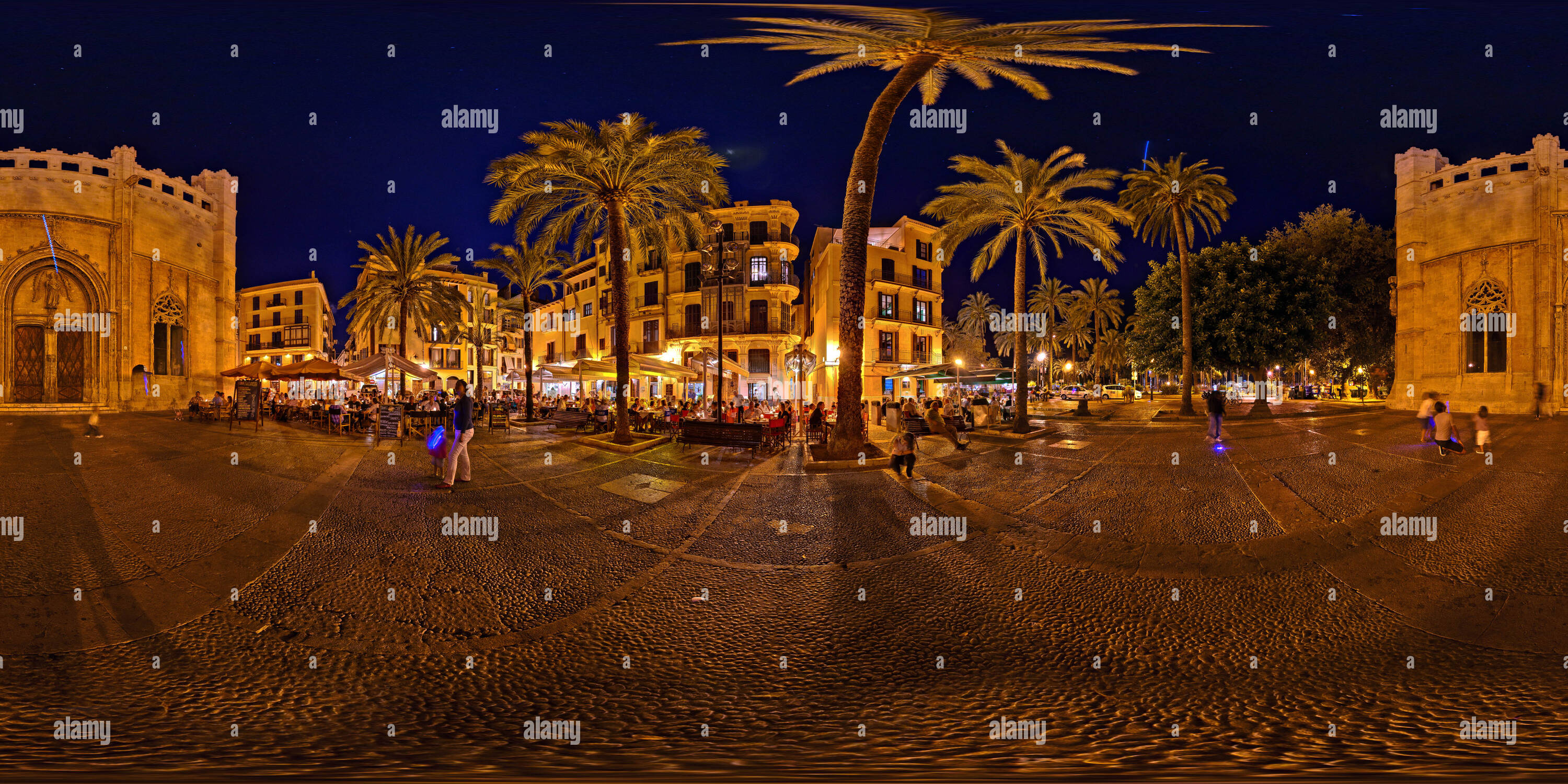 360° view of Palma de Mallorca at night - Alamy