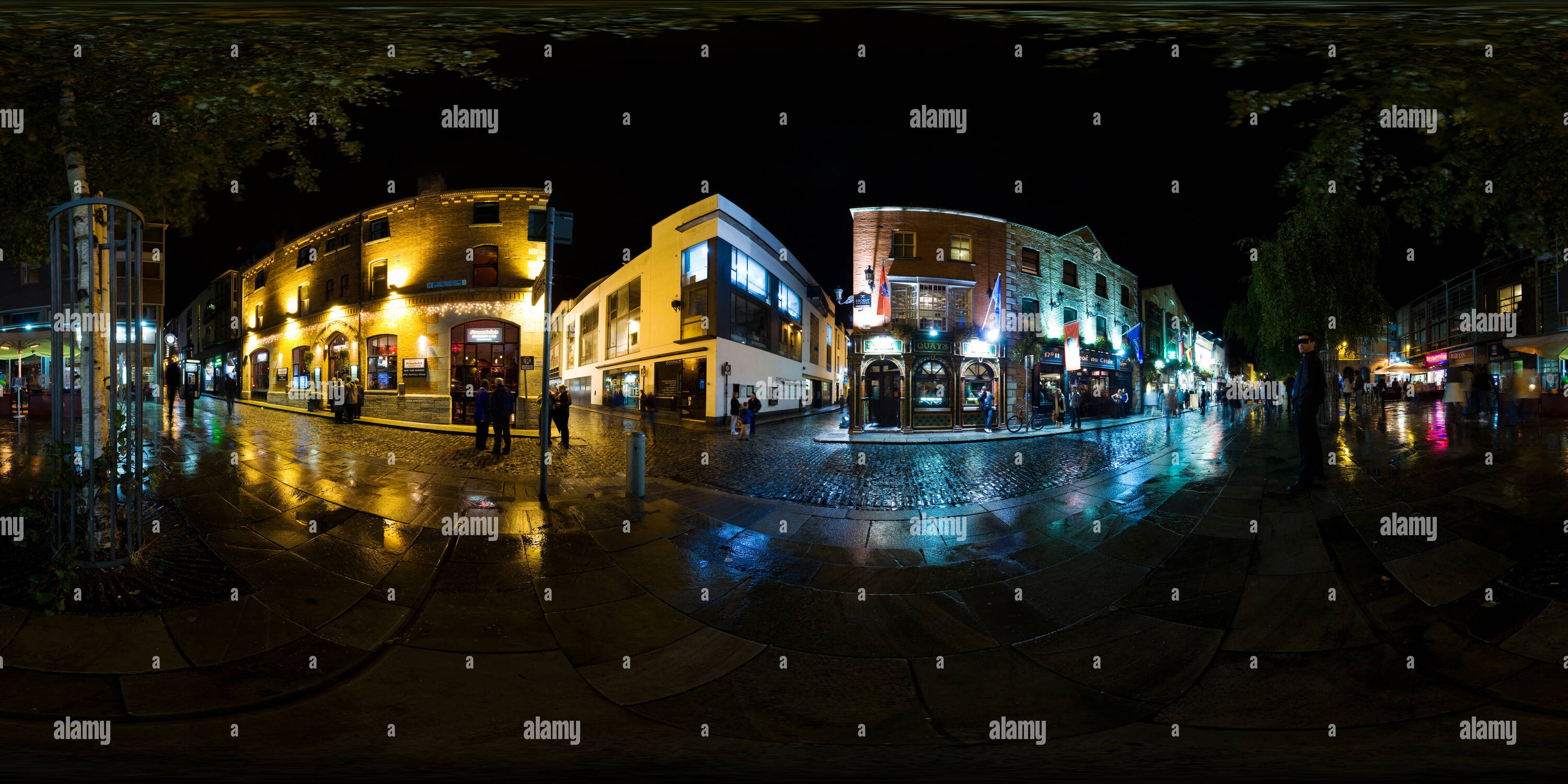 360° view of nightlife in Temple Bar - Alamy