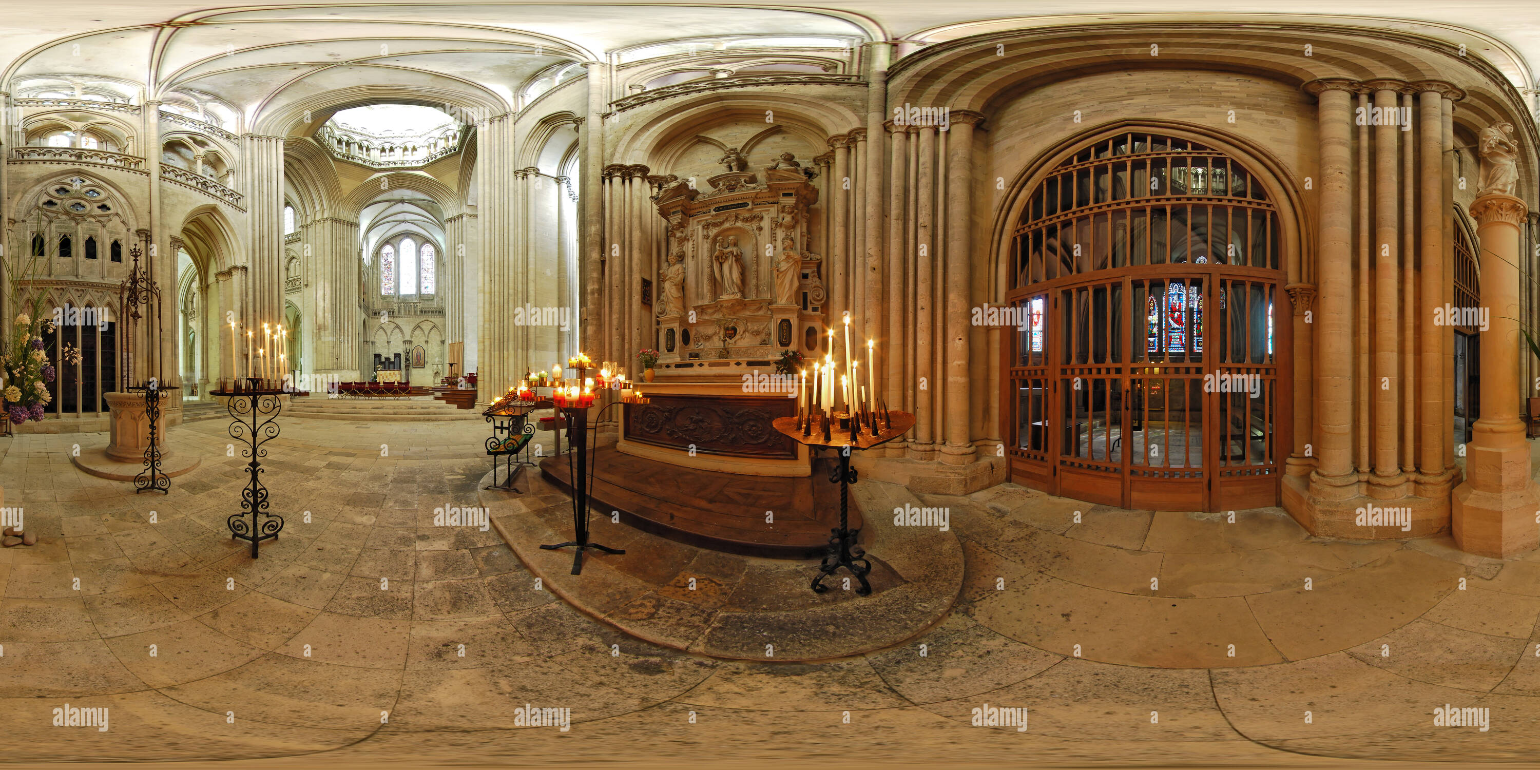360° view of Devant la chapelle du Saint Sacrement de la cathédrale de ...
