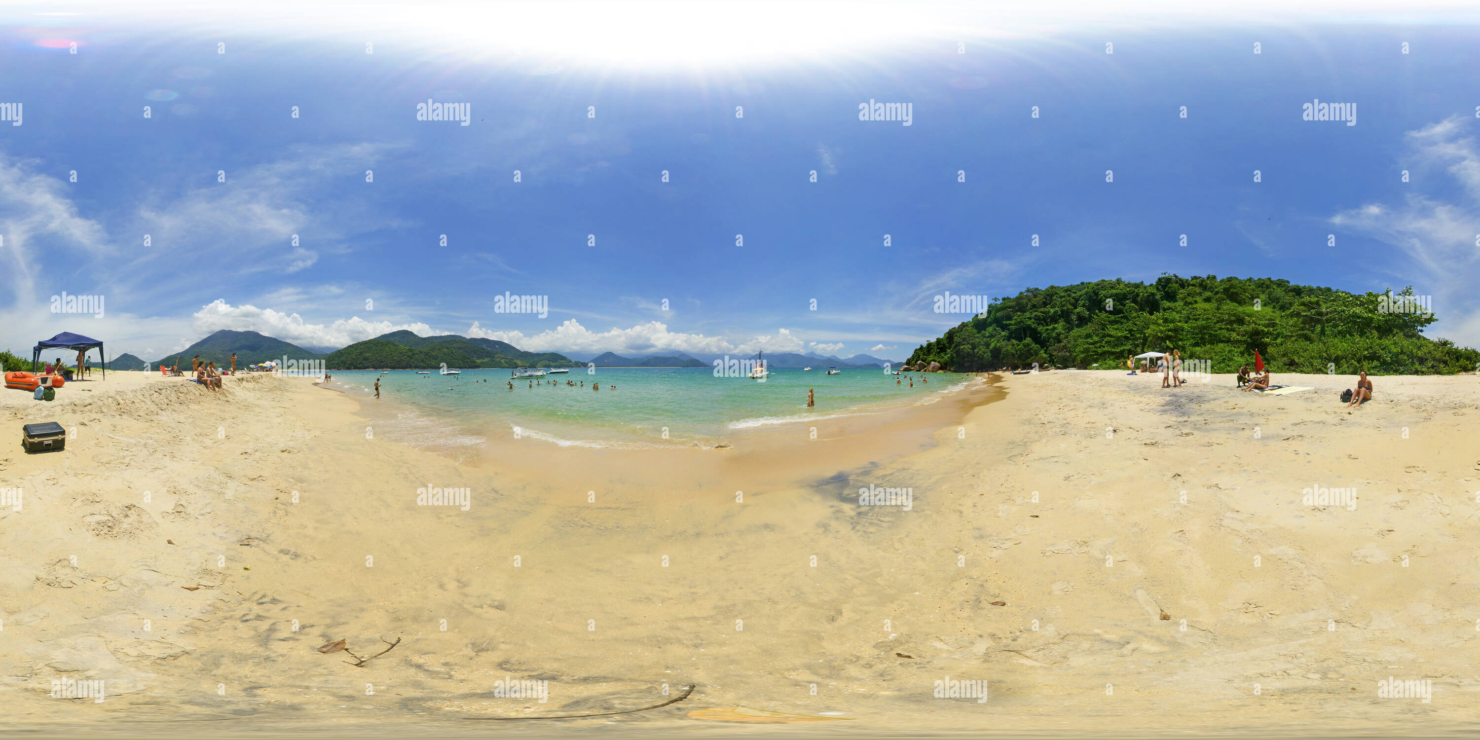 360° view of Turistas na praia da Ilha Prumirim em Ubatuba SP Brasil ...