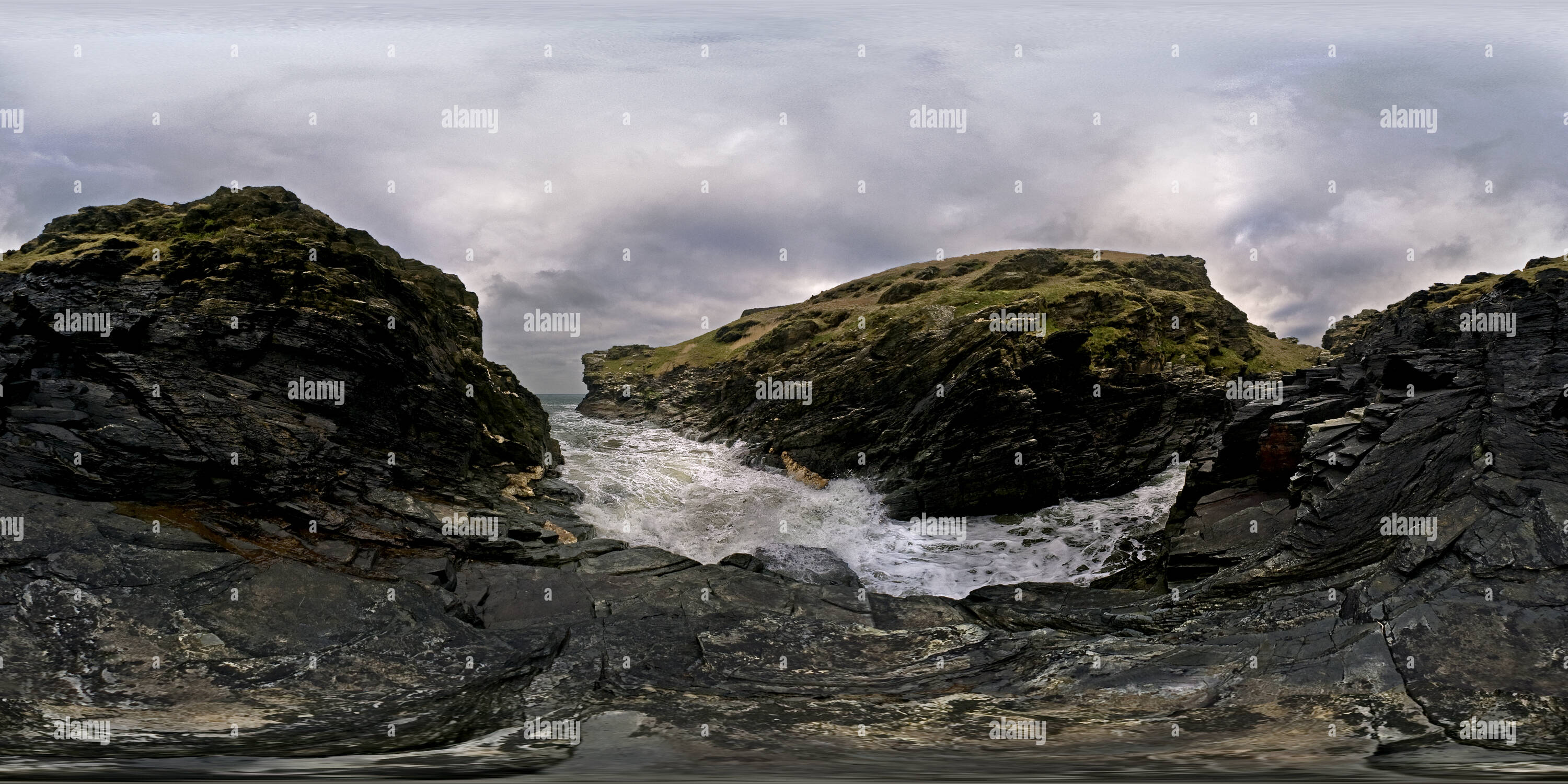 360° view of Rough sea at Rocky Valley, Cornwall. VR - Alamy