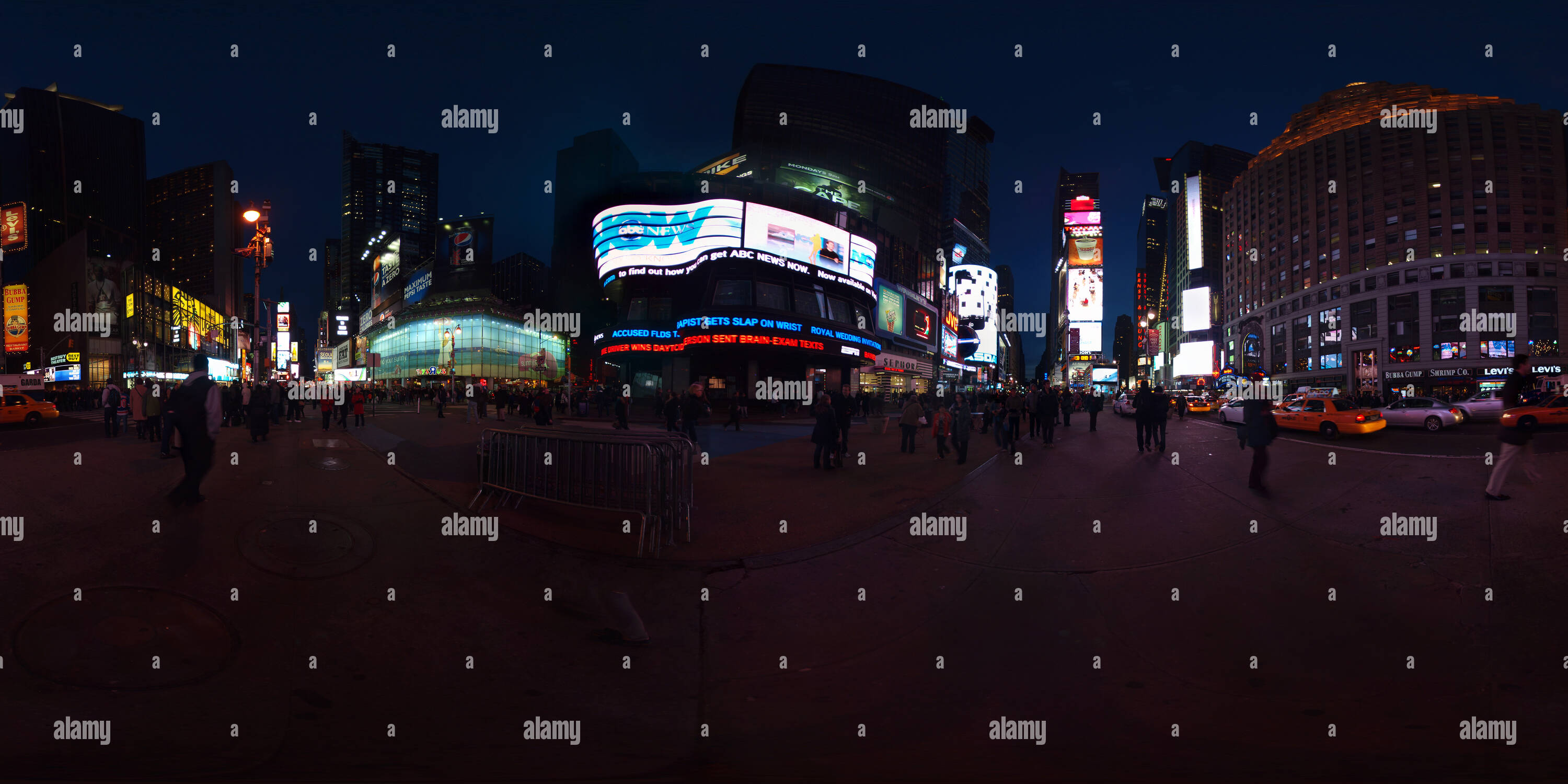 360° view of A cold evening at Times Square - Alamy