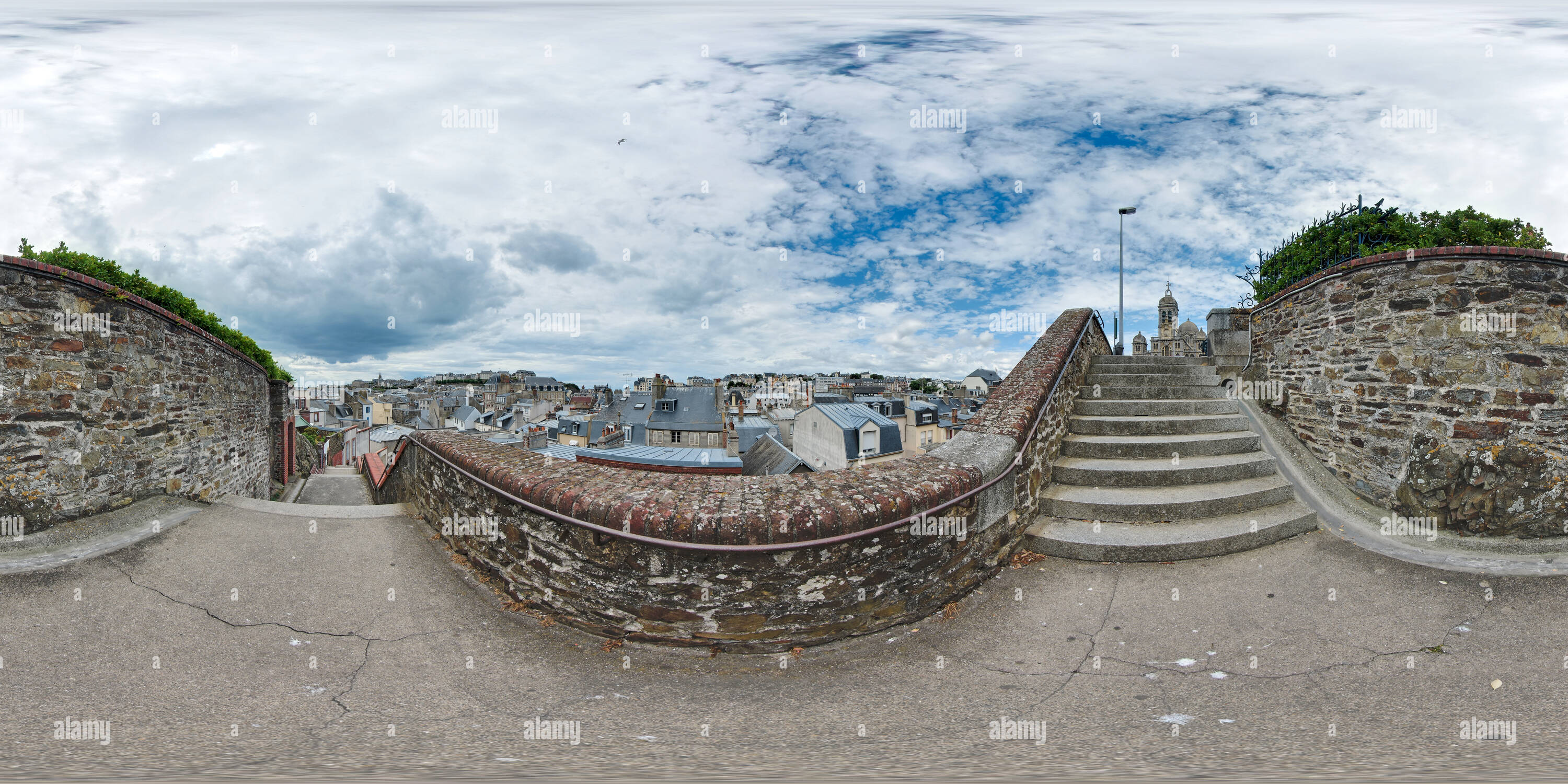 360° view of L'escalier qui monte au parvis de l'église Saint-Paul à ...