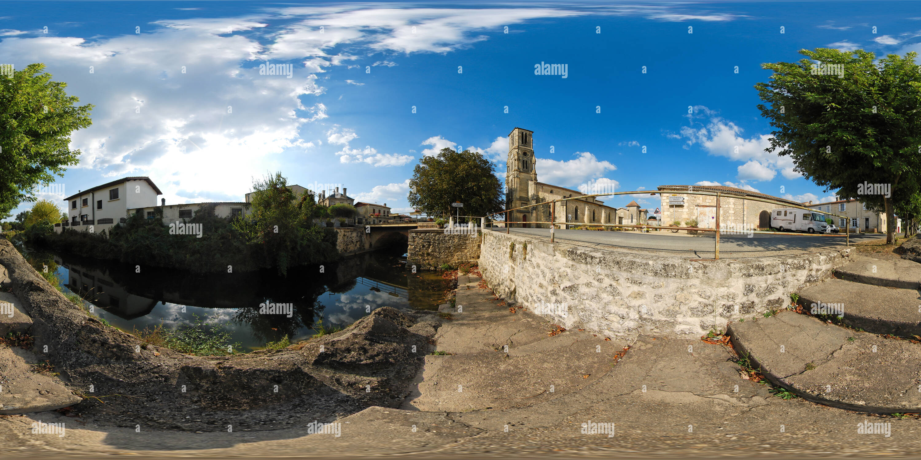 360° view of Le bourg d'Isle-Saint-Georges - France - Alamy