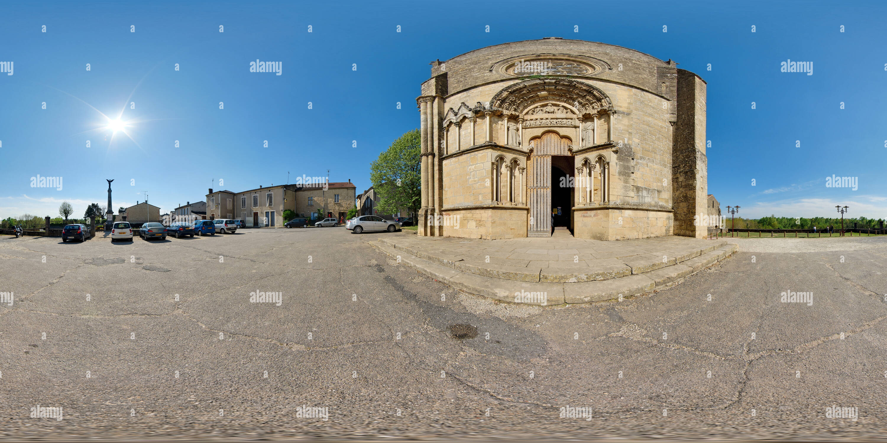 360° view of Tympan de l'église de Saint-Macaire - France - Alamy