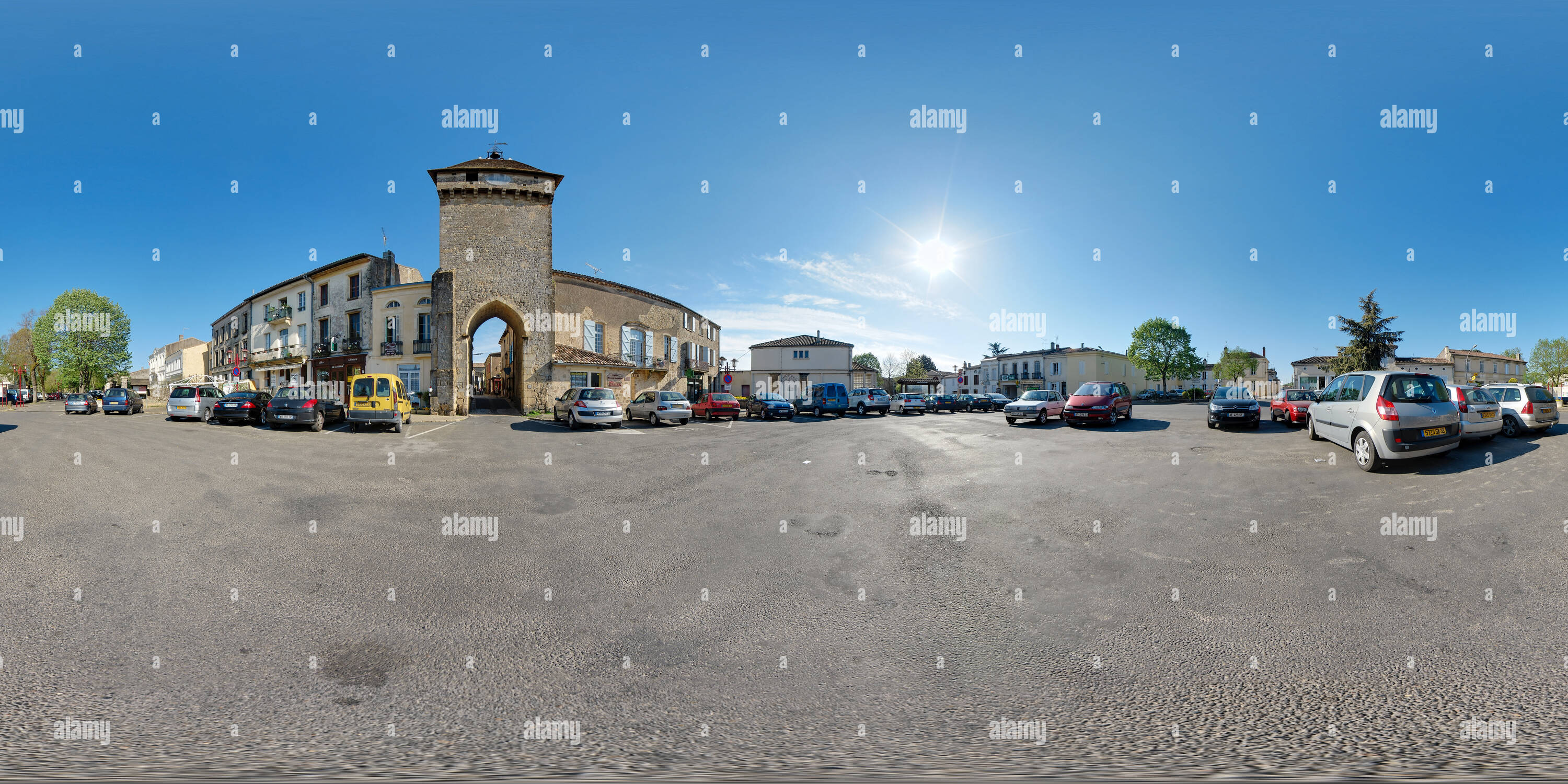 360° view of La porte de Benauge du XIIIe siècle de Saint-Macaire ...
