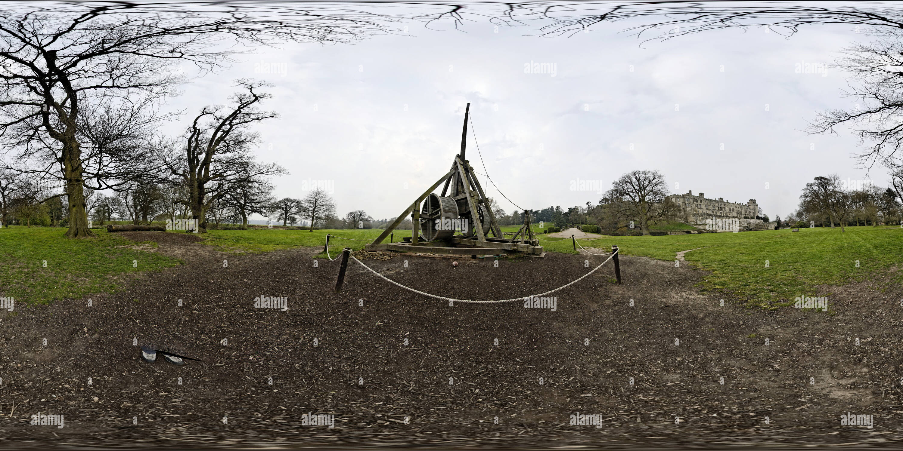 360° view of Warwick Castle Catapult England - Alamy