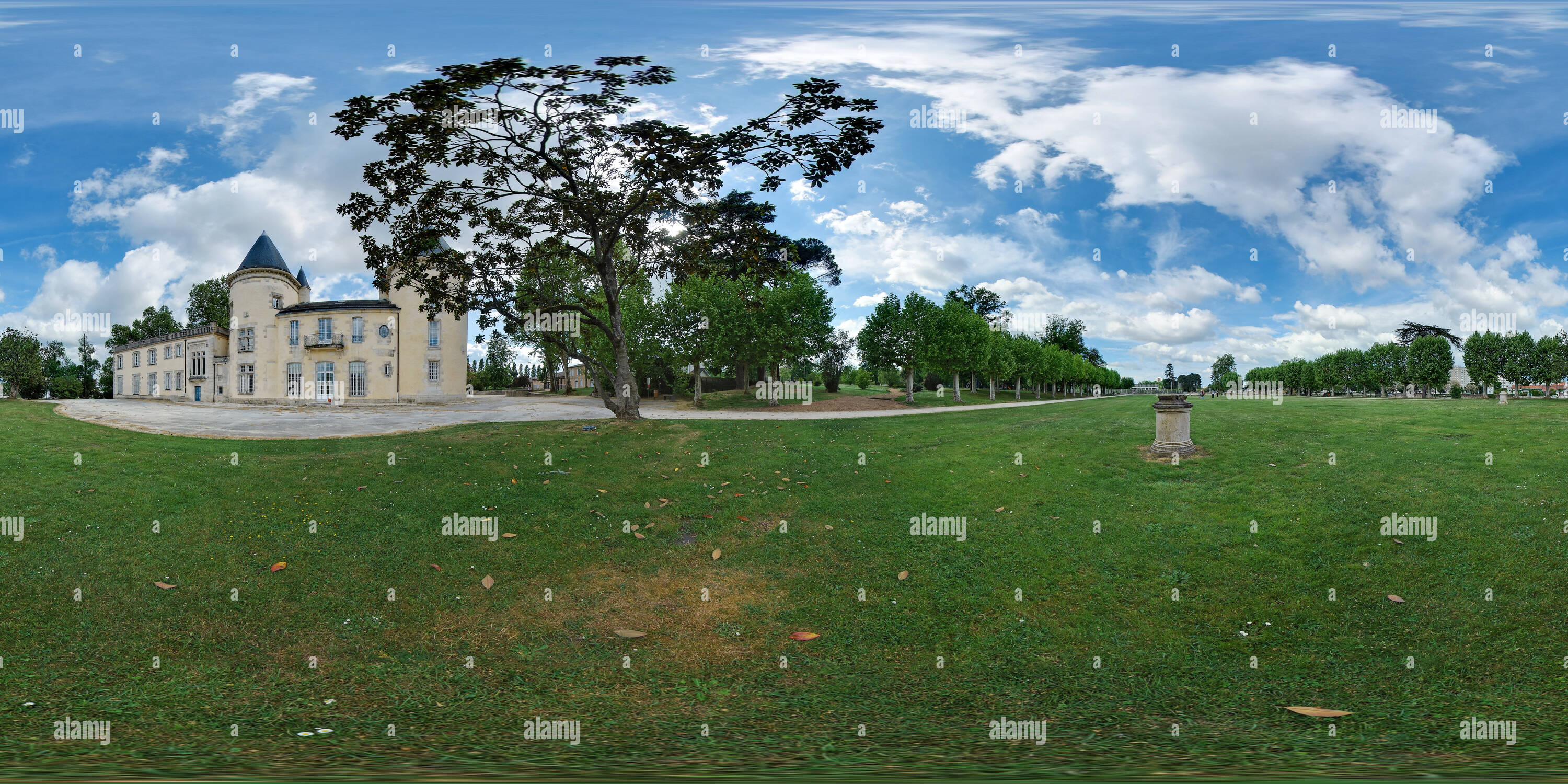 360° view of Le château de Thouars à Talence et son parc - France - Alamy