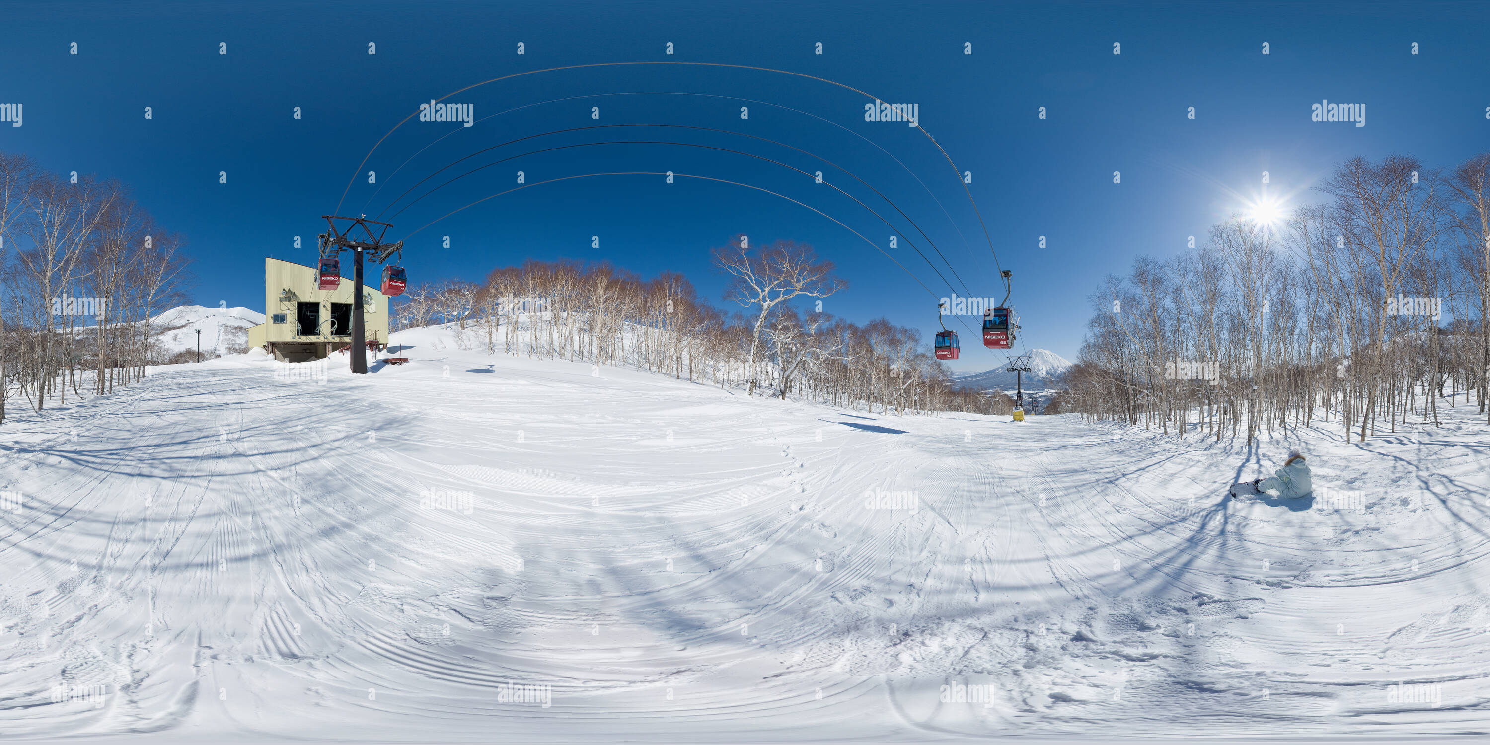 360° view of Niseko Hirafu Gondola - below the top station - Alamy
