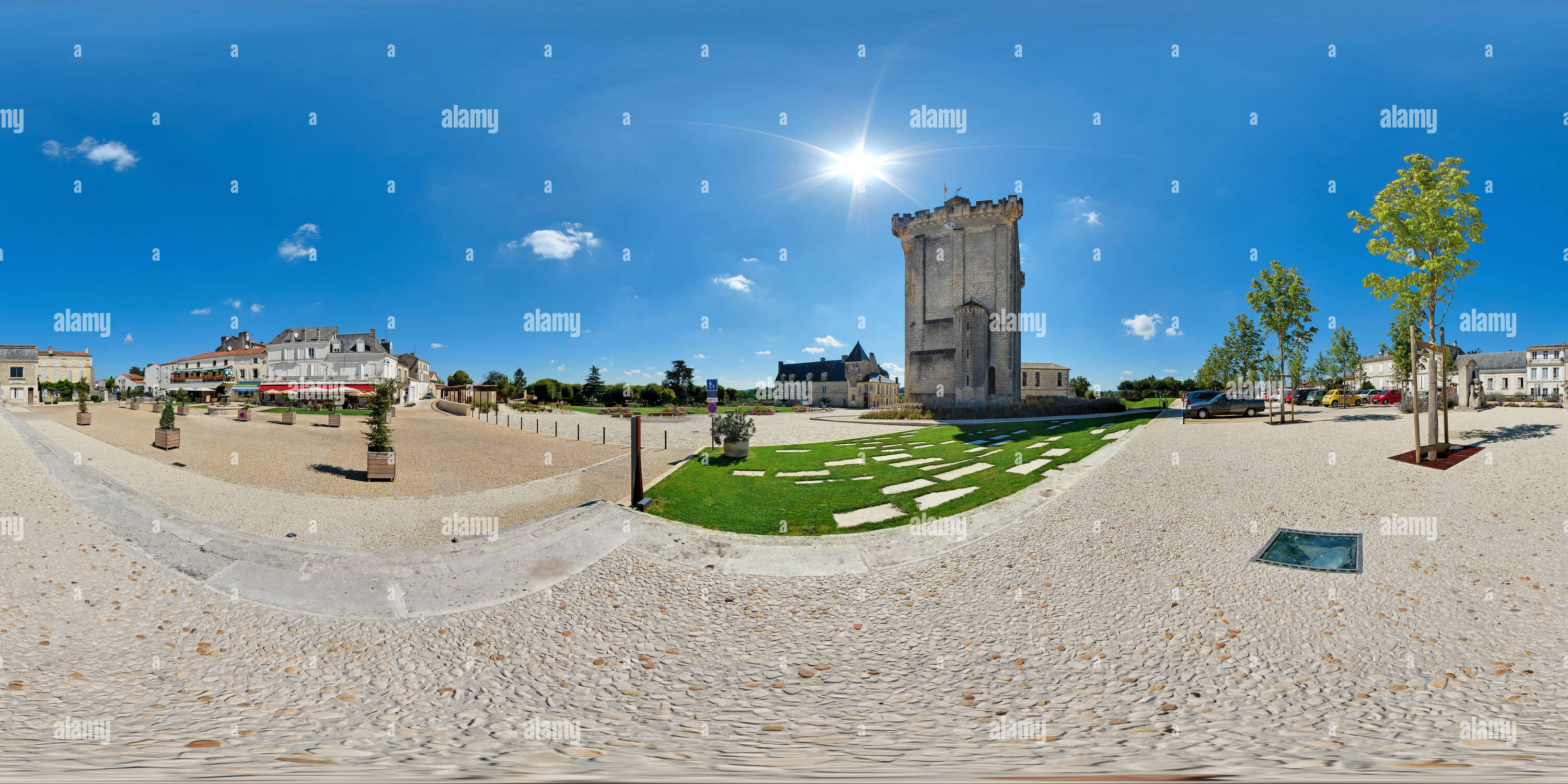 360° view of Esplanade du château de Pons - France - Alamy