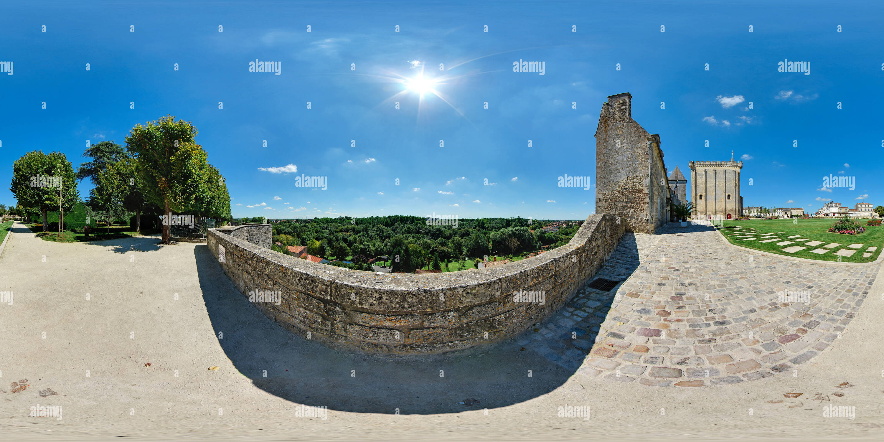 360° view of Le panorama depuis les remparts de Pons - France - Alamy