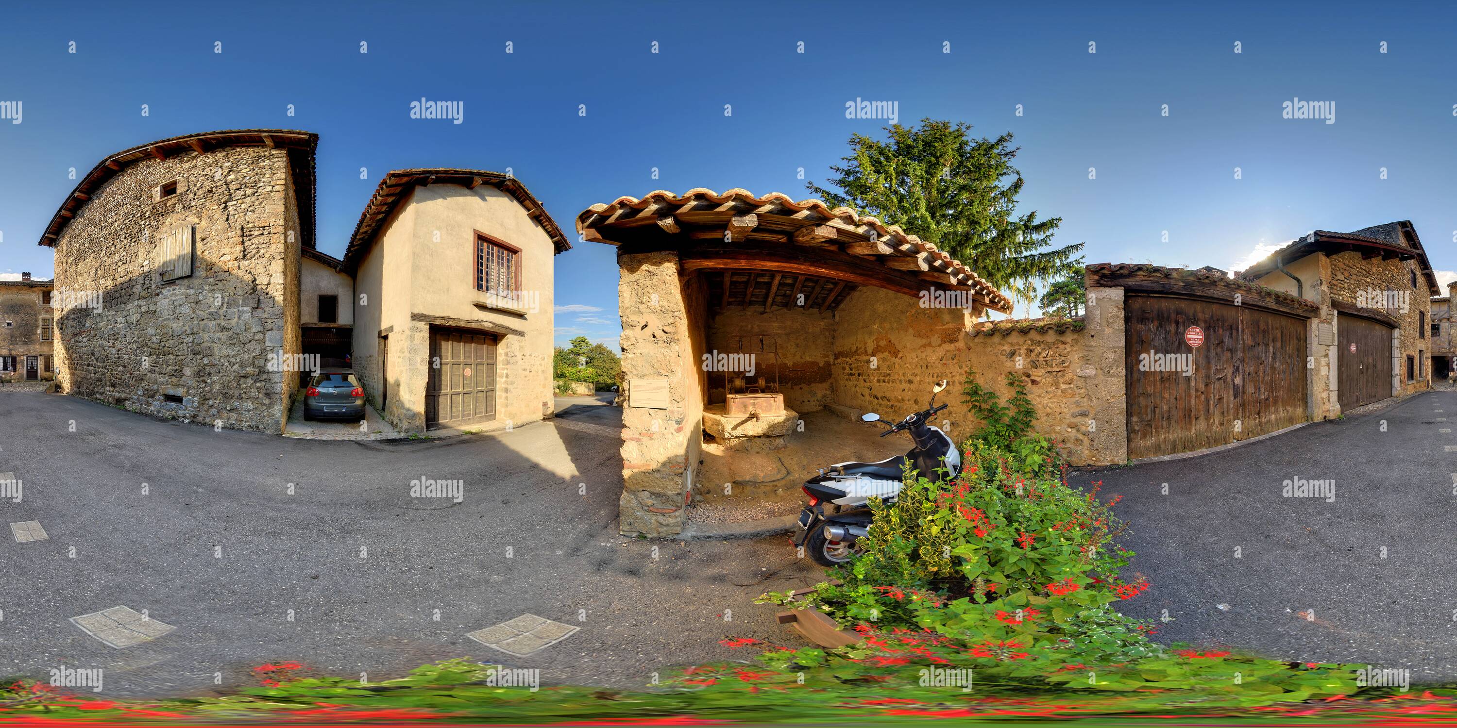 360° view of Pérouges Village Médiéval puits à eau 3158 - Alamy