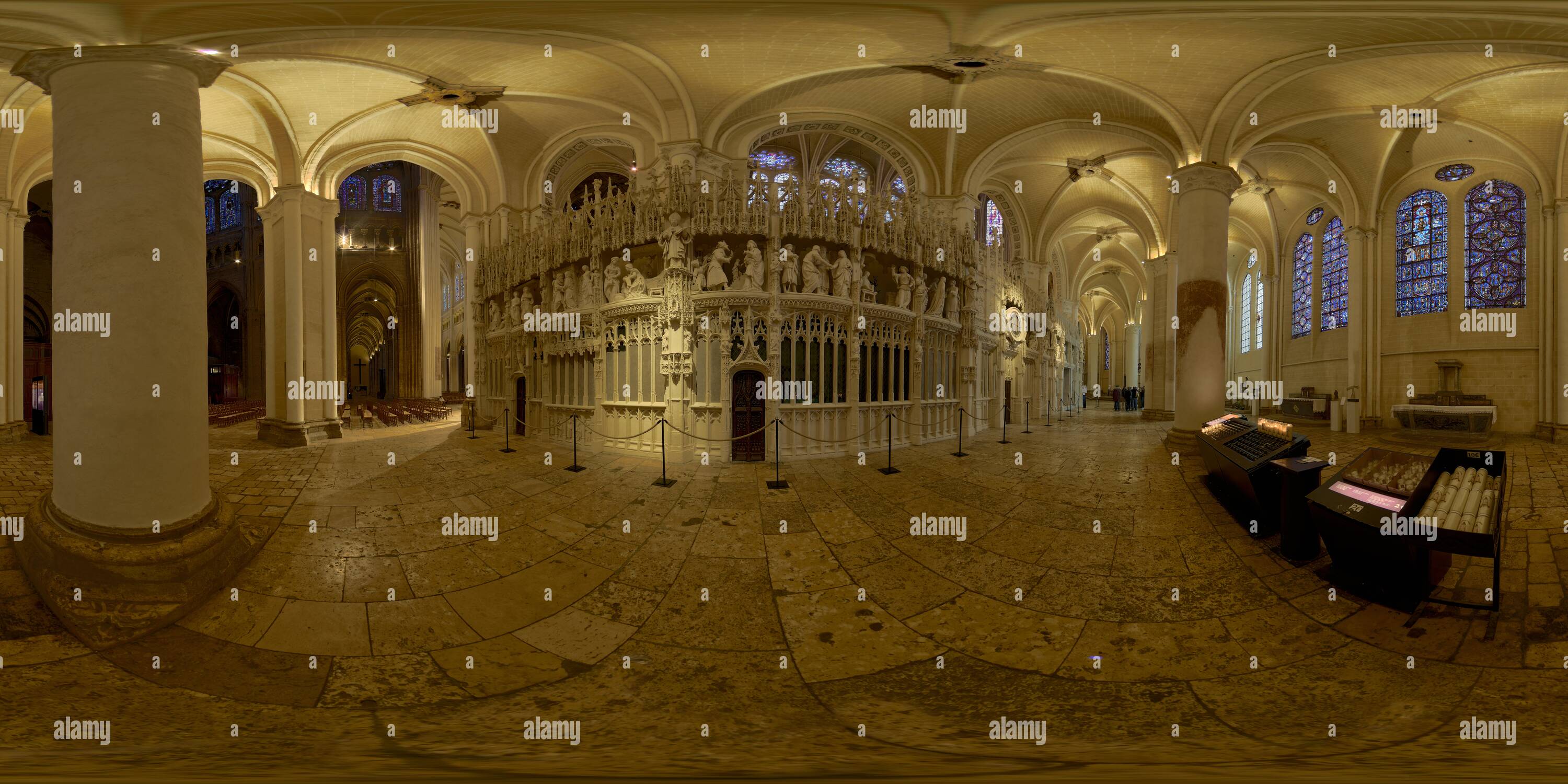360° view of Chartres monumental screen and Stained glass windows ...