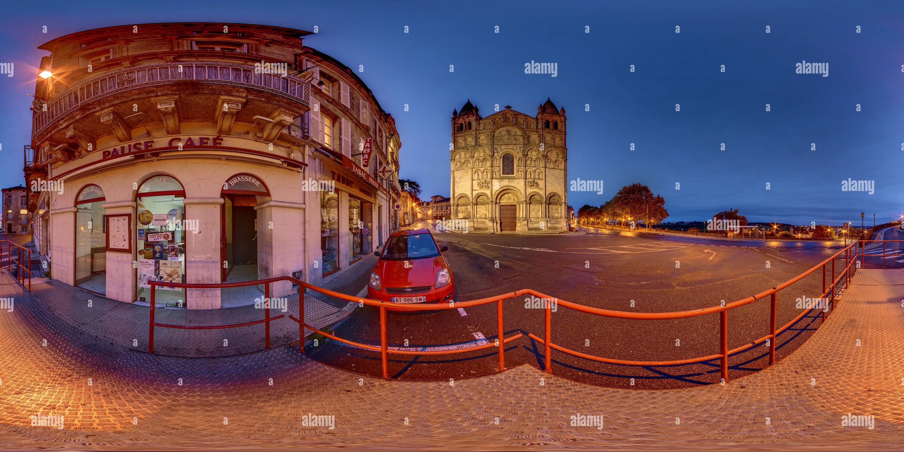 360° view of Angouleme, Charente, Cathedrale Saint Pierre 9306 - Alamy