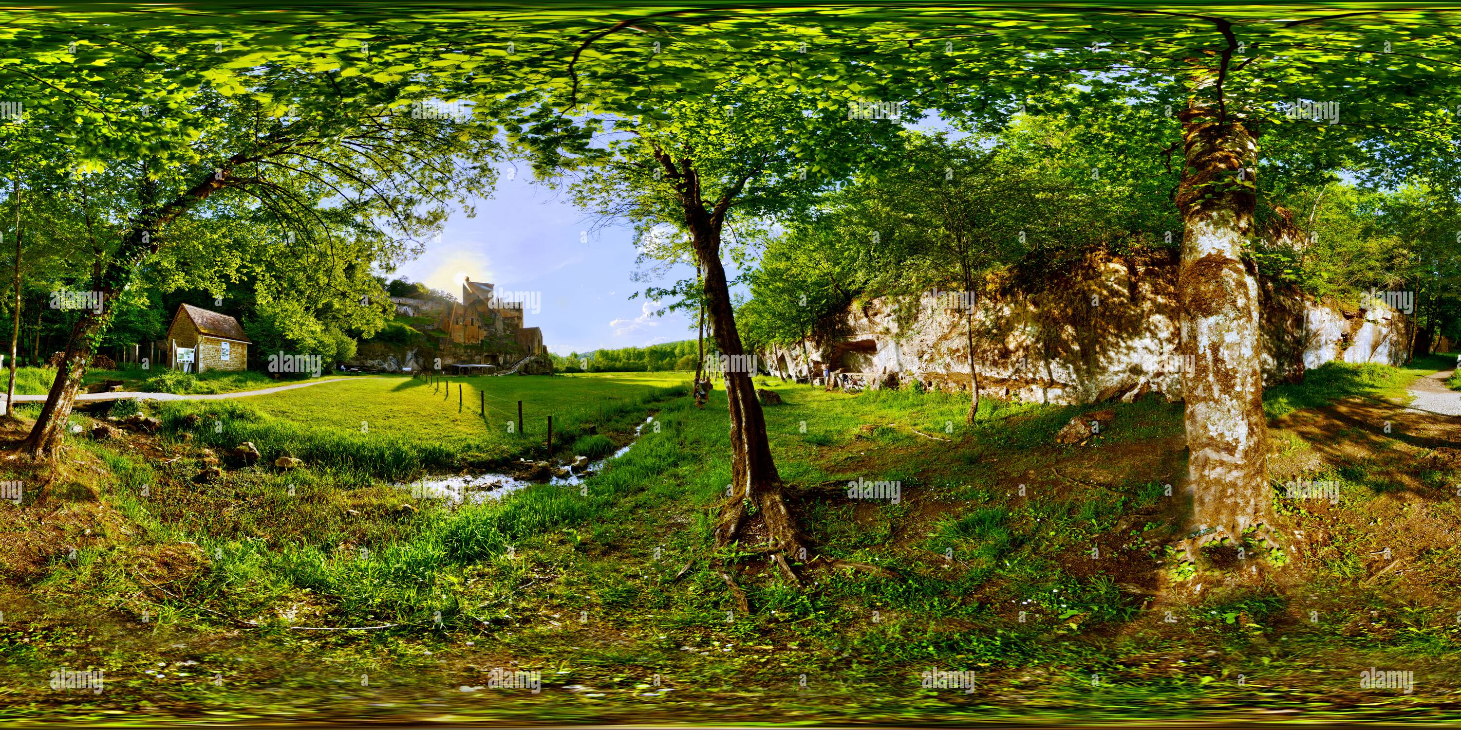 360° view of Les Eyzies-de-Tayac-Sireuil, Dordogne, deep sunshine ...