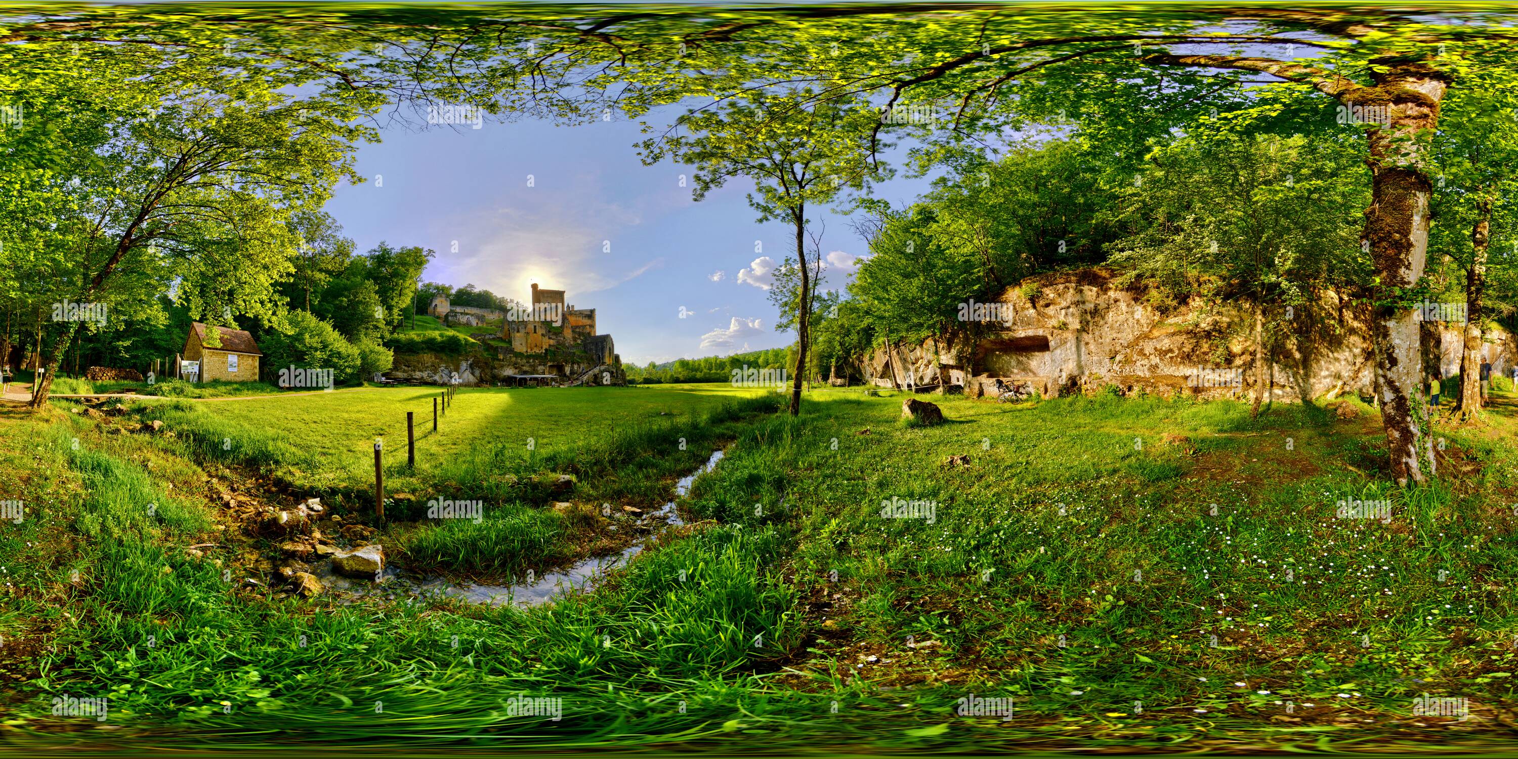 360° view of Les Eyzies-de-Tayac-Sireuil, Dordogne, deep sunshine ...