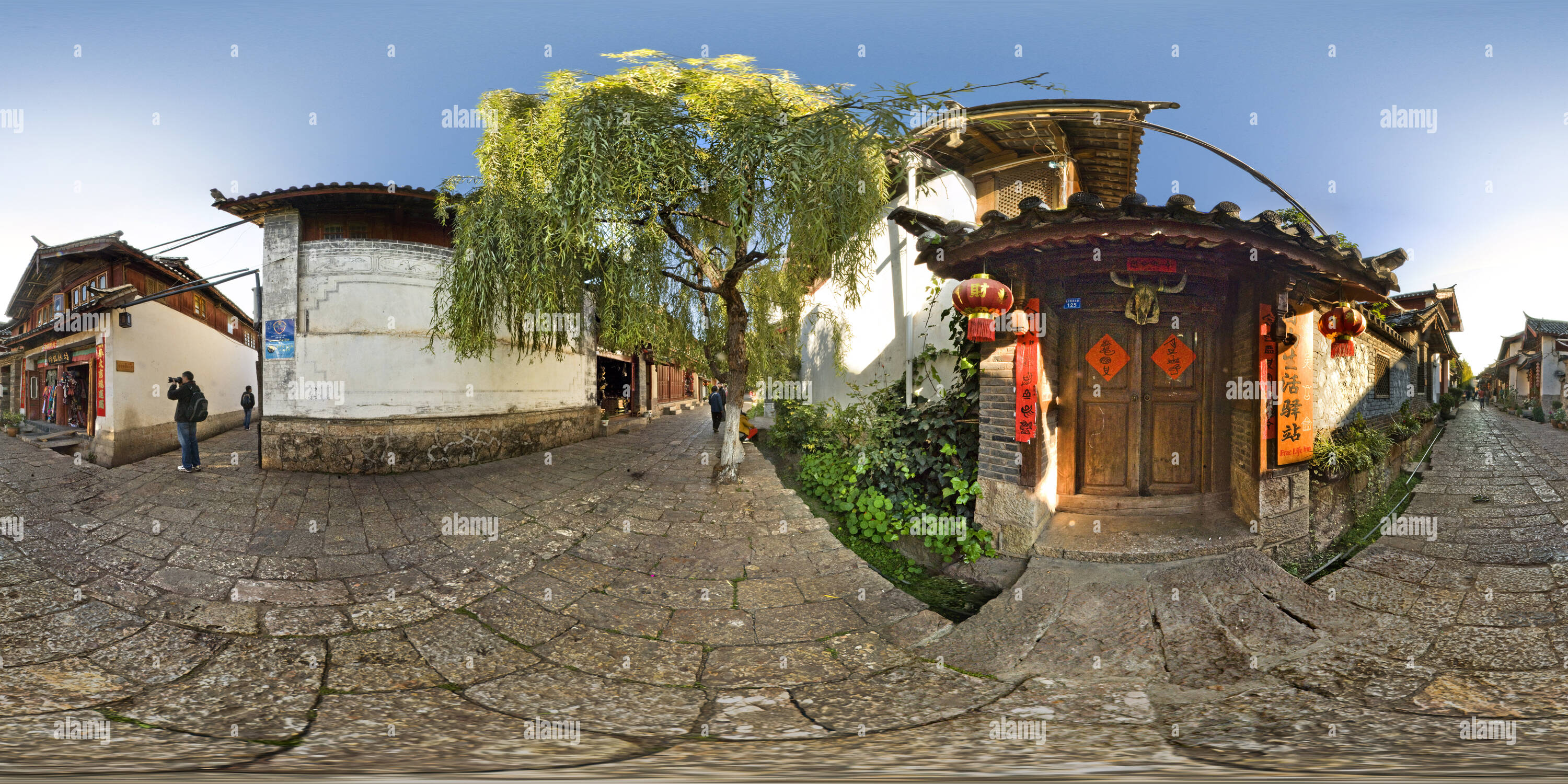 360° view of Old Town of Lijiang street landscape 1 yunnan - Alamy