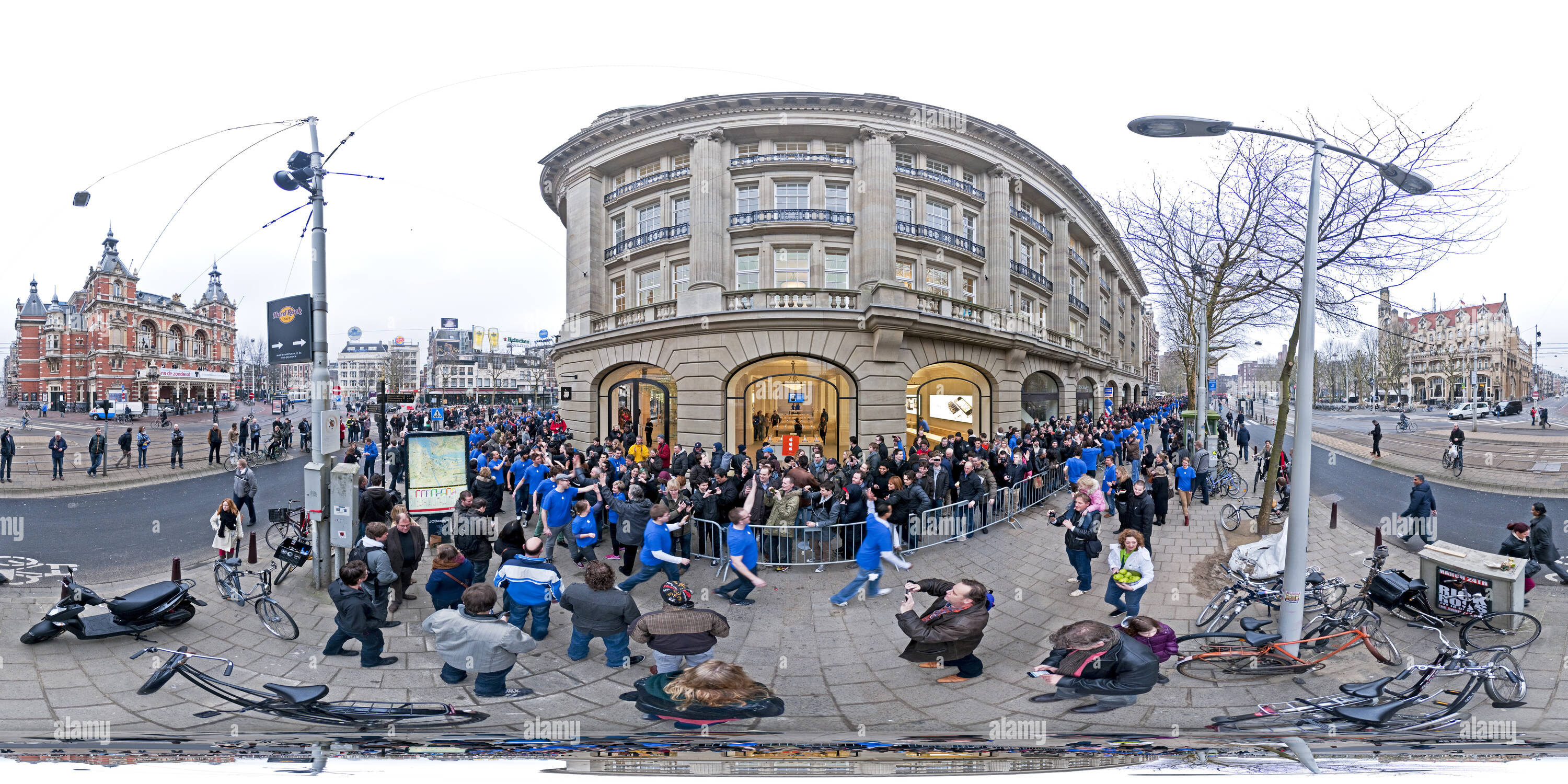 360° view of Apple Store Amsterdam on opening day - Alamy