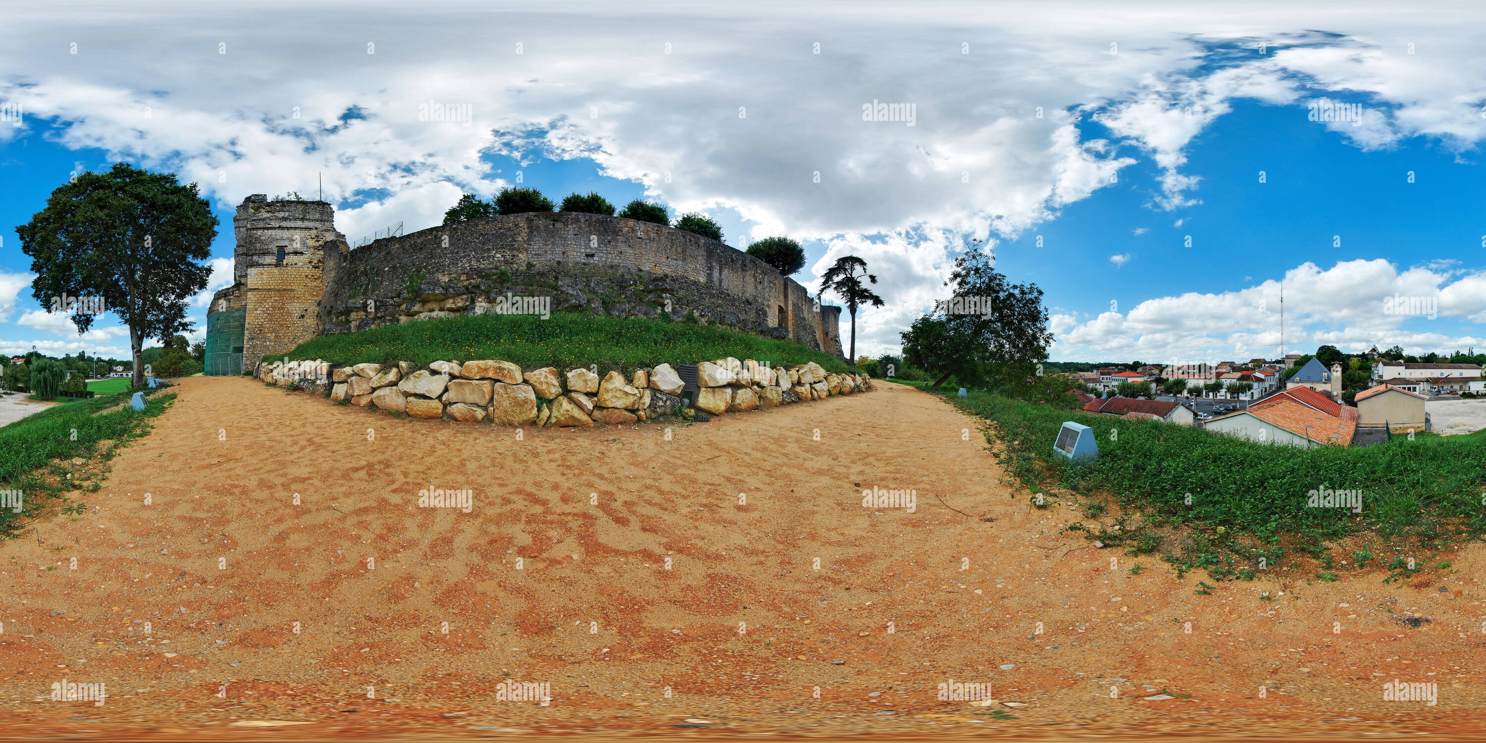 360° view of Remparts du château de Montguyon - France - Alamy