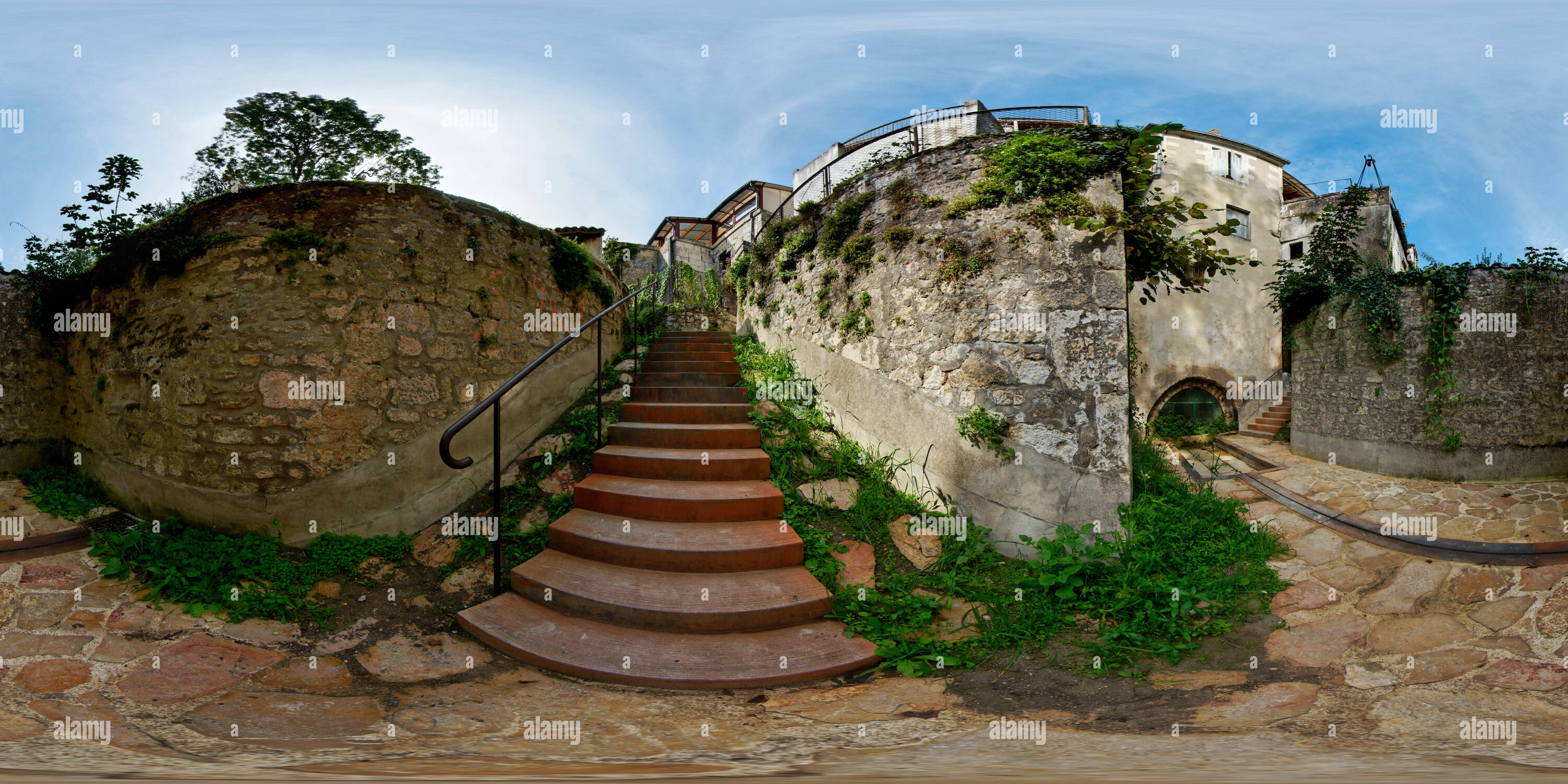 360° view of Le chemin de ronde du château de Jonzac - France - Alamy