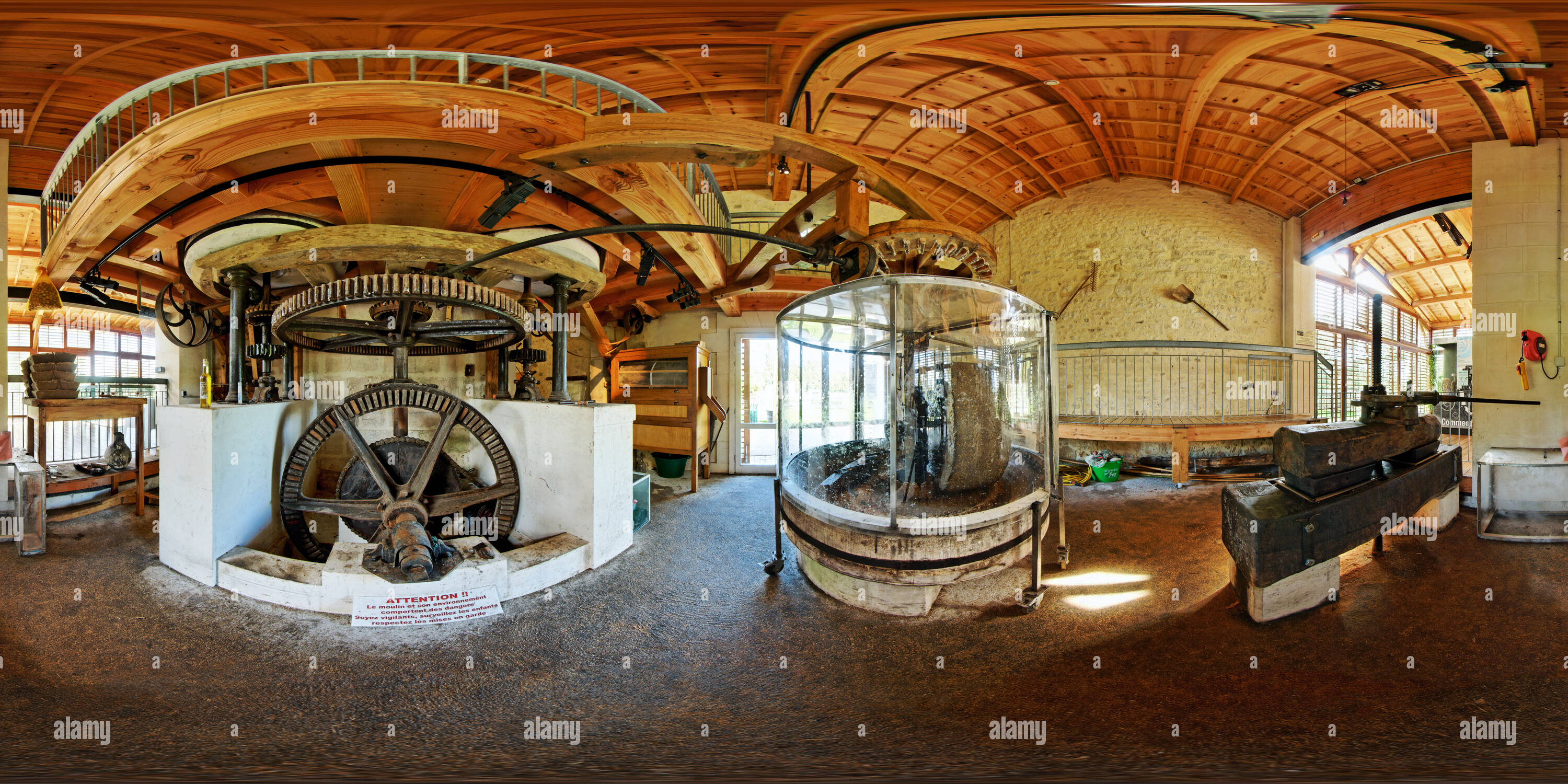 360° view of Les rouages et la meule du moulin de Bret à Jonzac ...