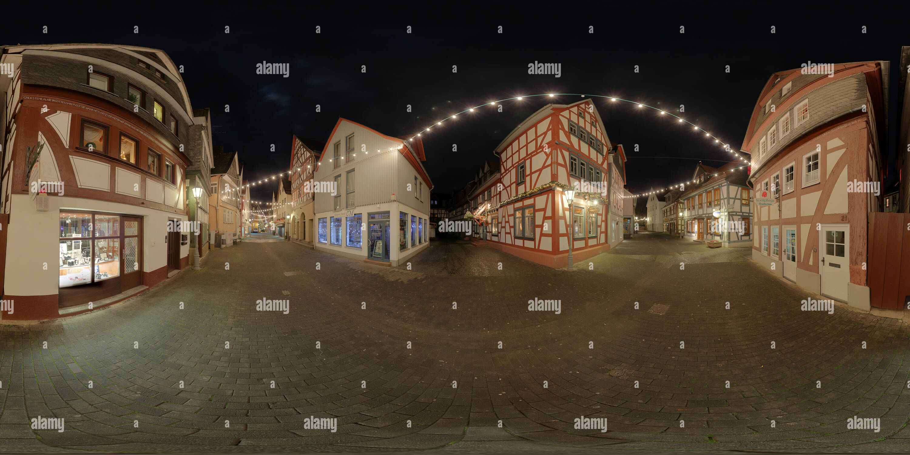 360° view of -Nidda- Mühlstraße bei Nacht - Alamy