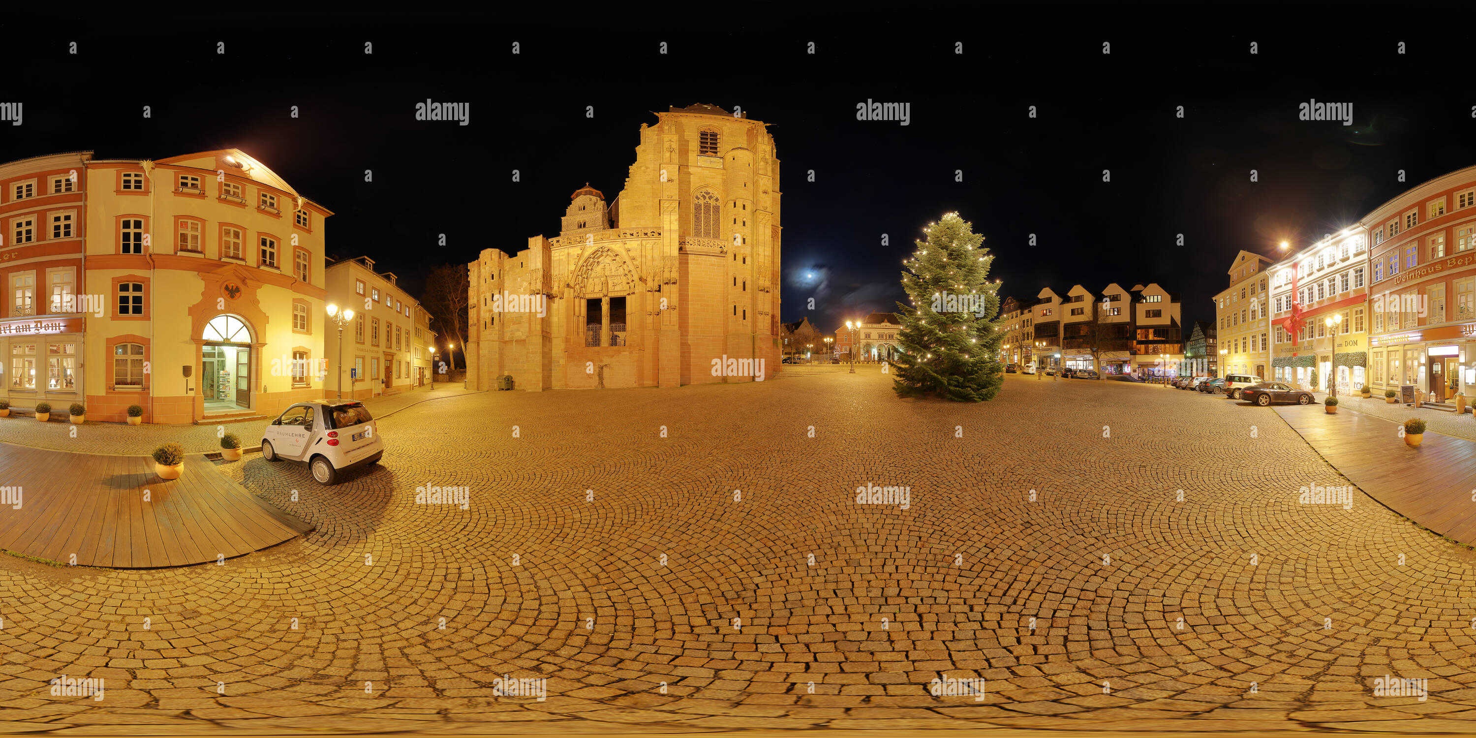 360° view of -Wetzlar- Dom & Domplatz in einer Dezembernacht - Alamy