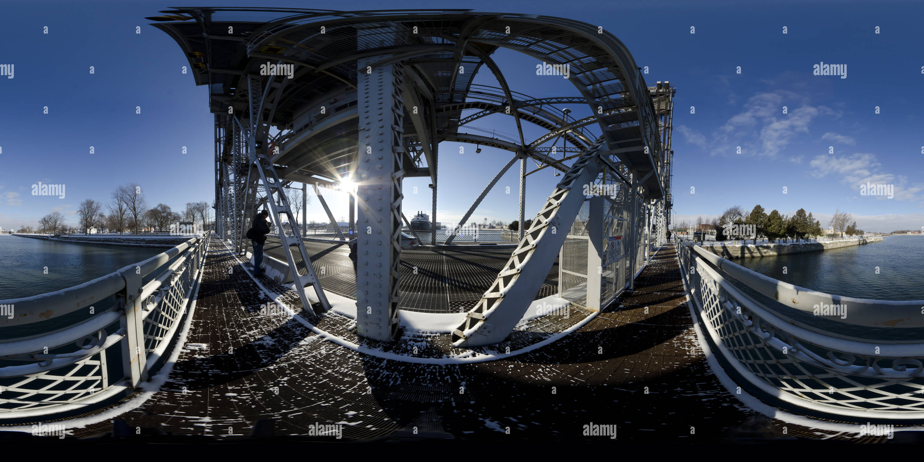 360° view of Crossing Clarence Street Bridge - Alamy