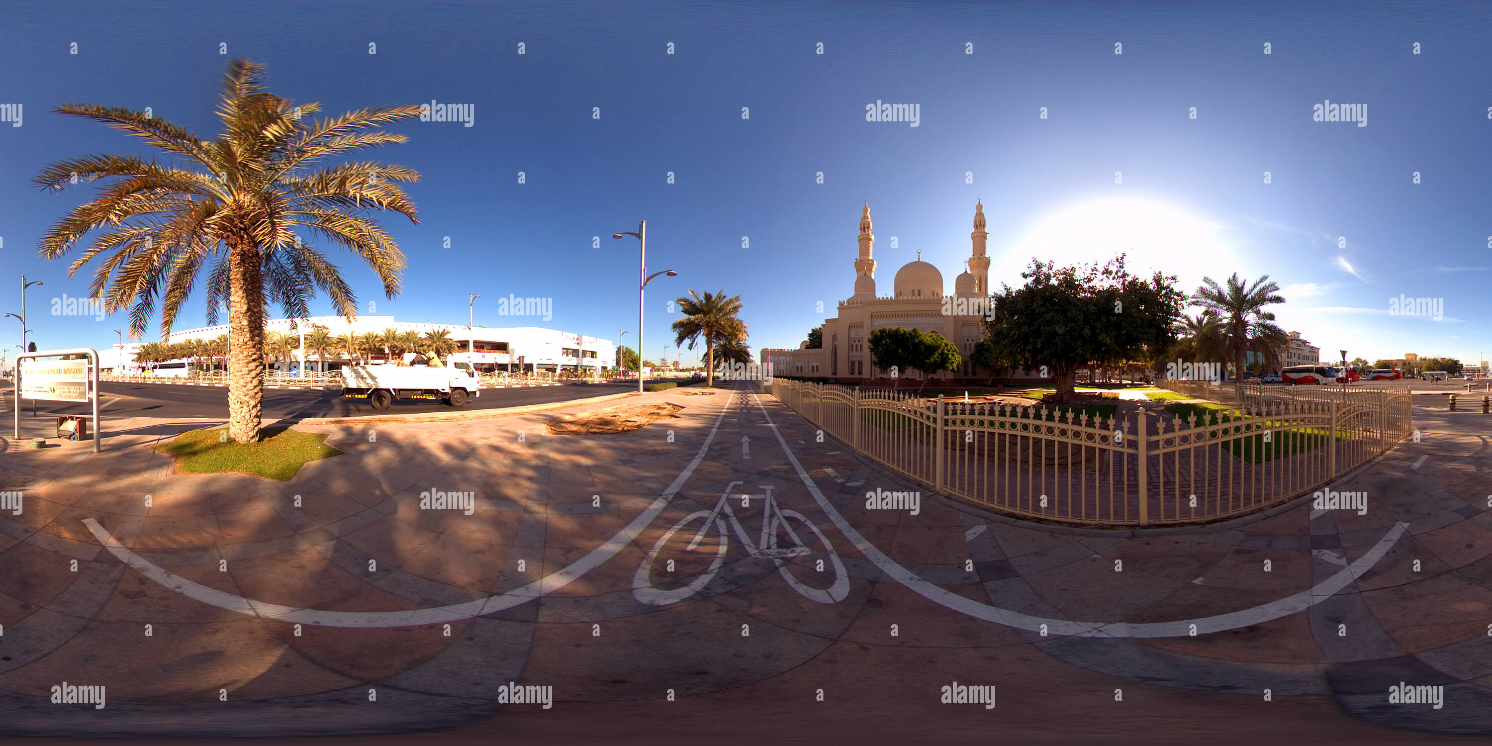 360° view of JUMEIRAH GRAND MOSQUE Dubai - Alamy
