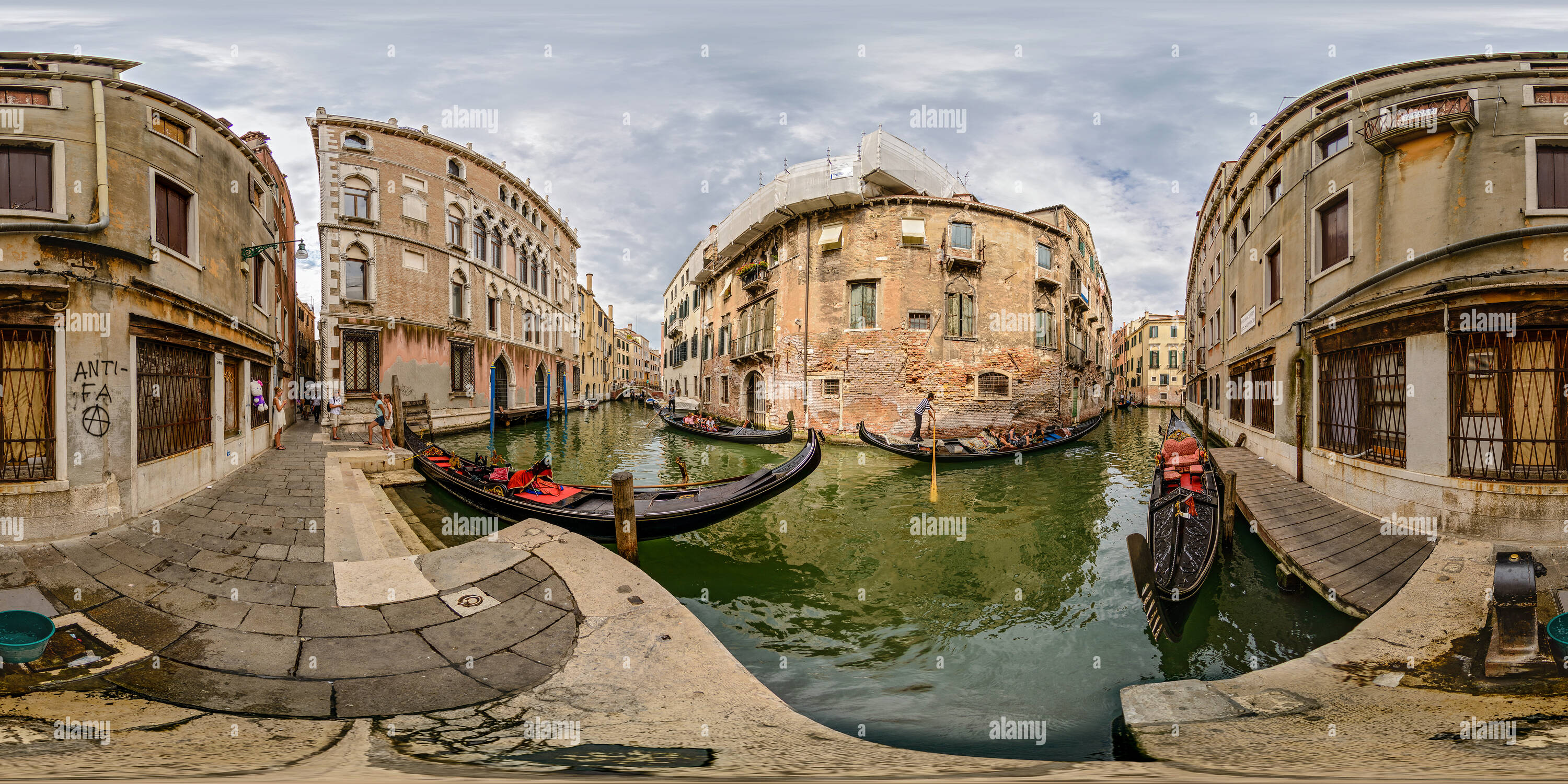 360° view of Venice - Gondola traffic at Rio S. Zulian - Alamy