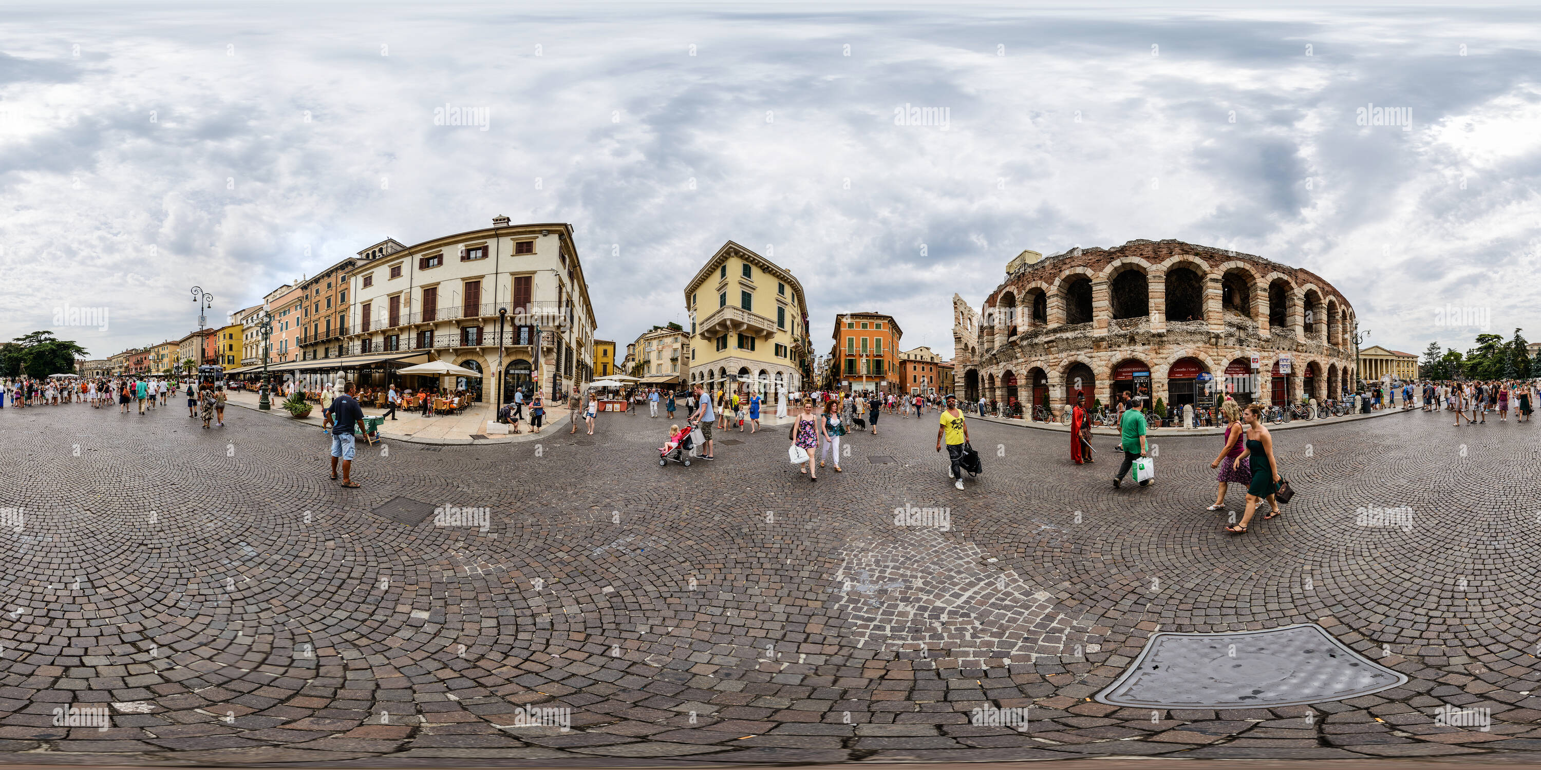 360° view of Verona - Piazza Bra (amphitheater - Alamy