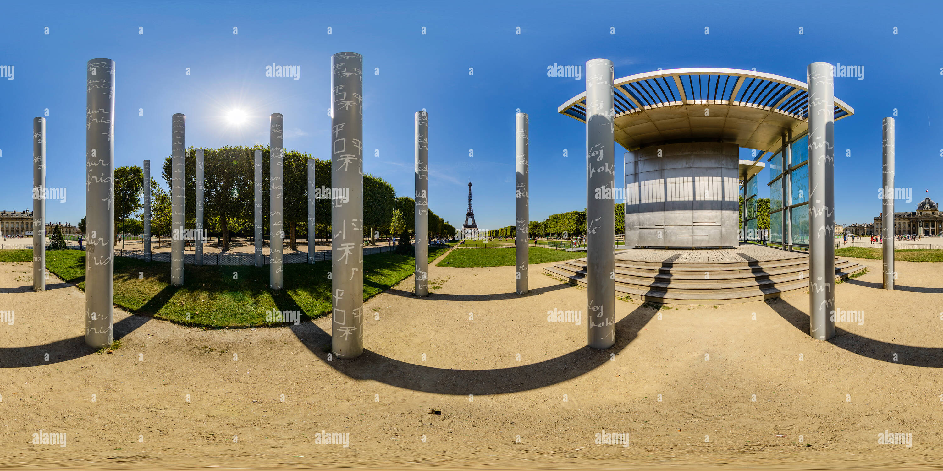 360° view of Paris - peace monument at Parc du Champs de Mars - Alamy