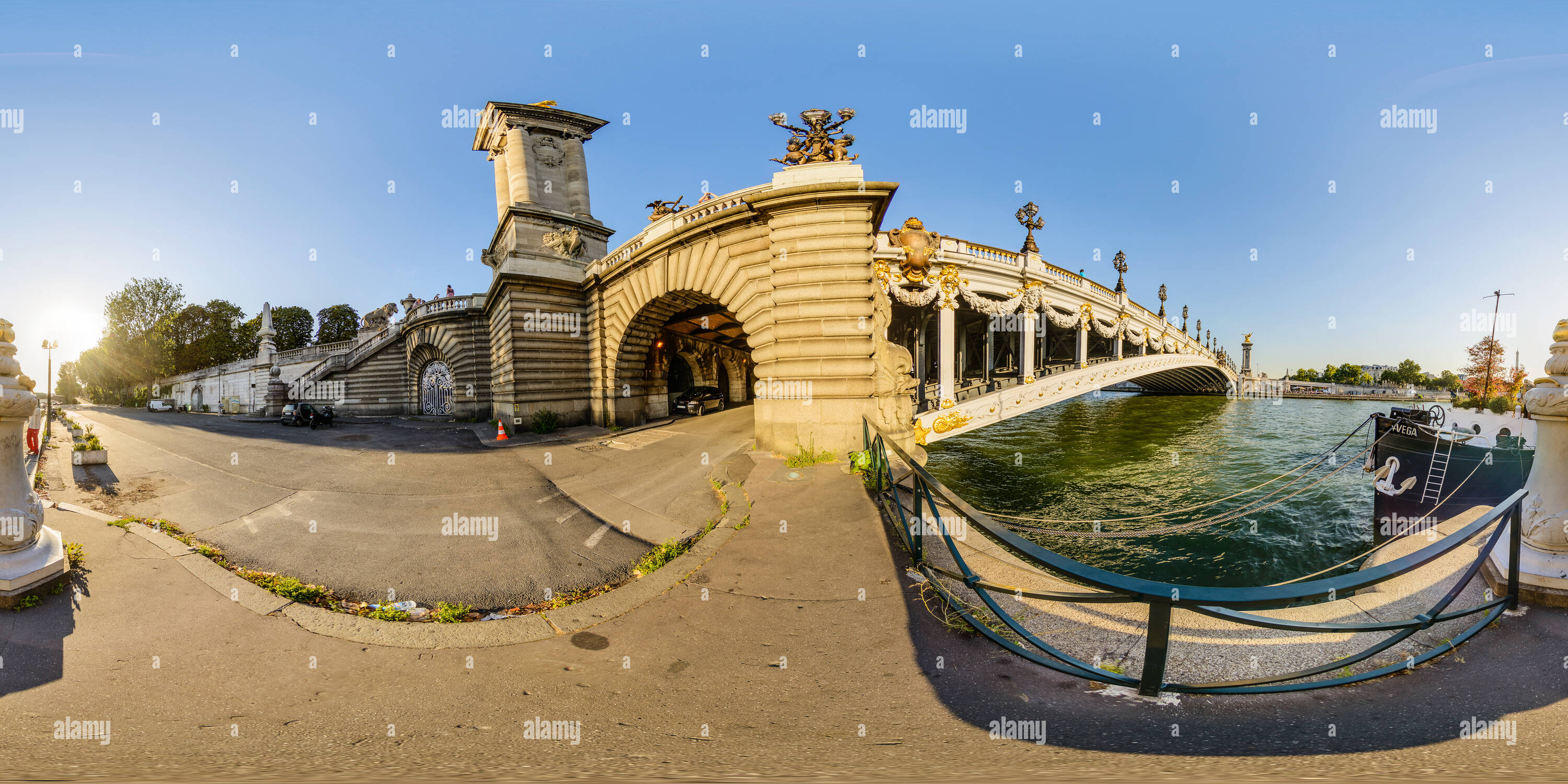 360° view of Paris - shore at Pont Alexander III - Alamy