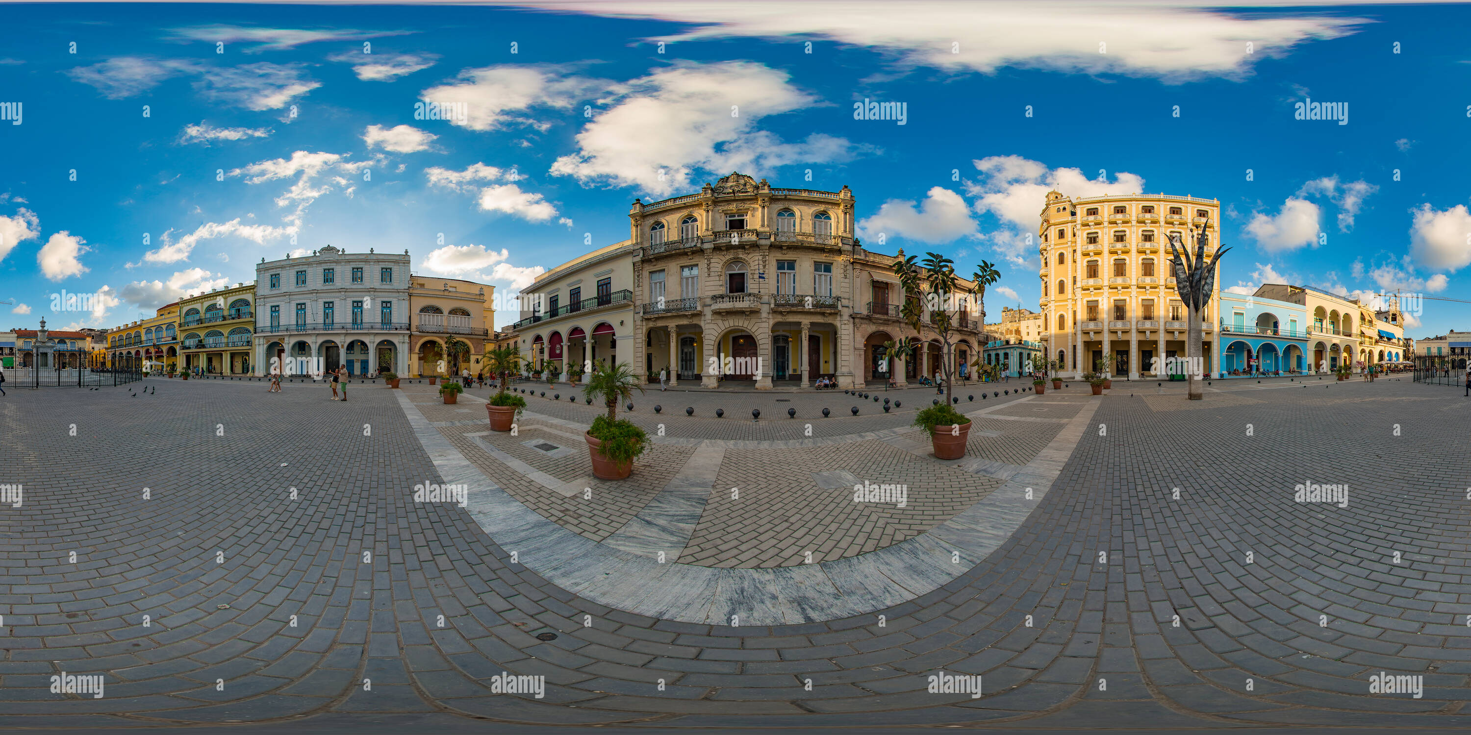 360° view of Cuba - Havanna - Plaza Vieja - Alamy