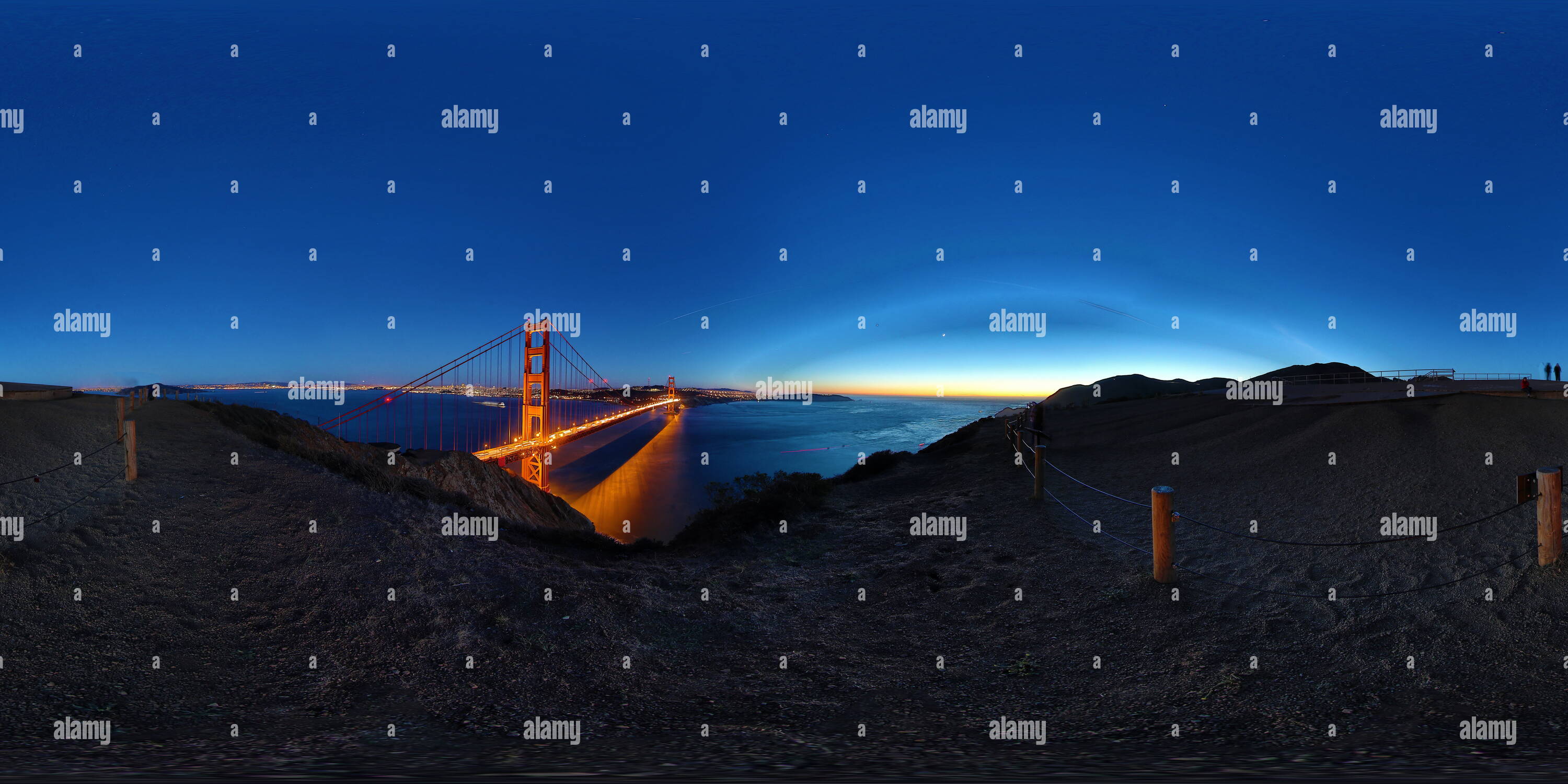 360° view of Golden Gate Bridge by Night - Alamy