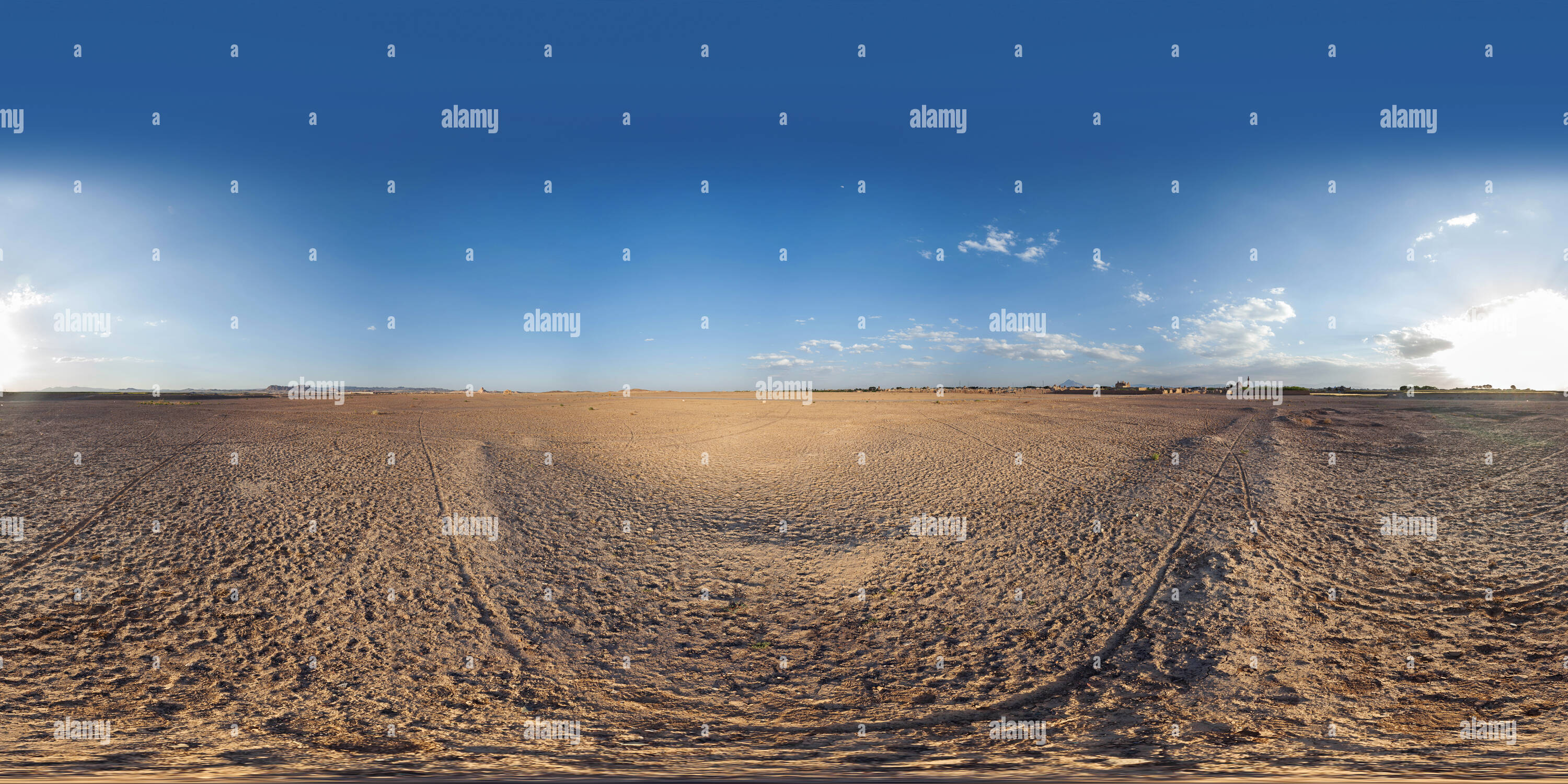 360° view of The desert behind the city - Nā'īn - Alamy