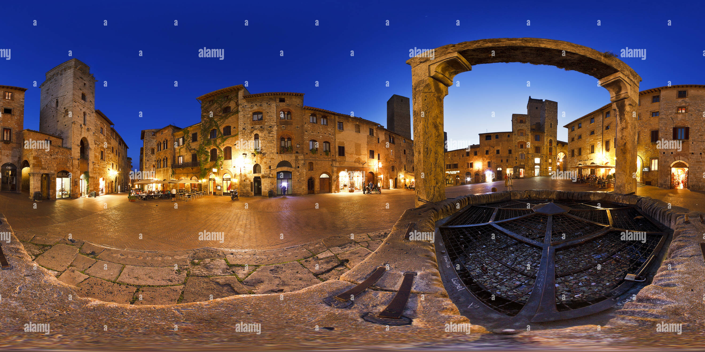 360° view of san gimignano. piazza della cisterna - Alamy