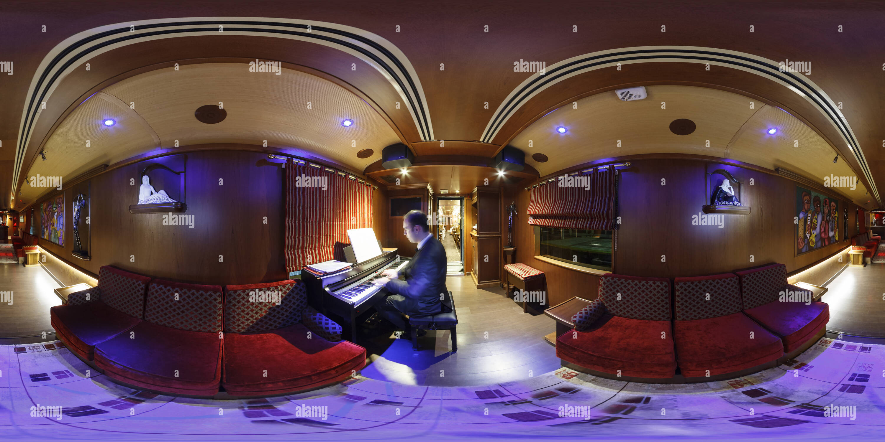 360° view of transcantabrico spanish luxury train - Alamy