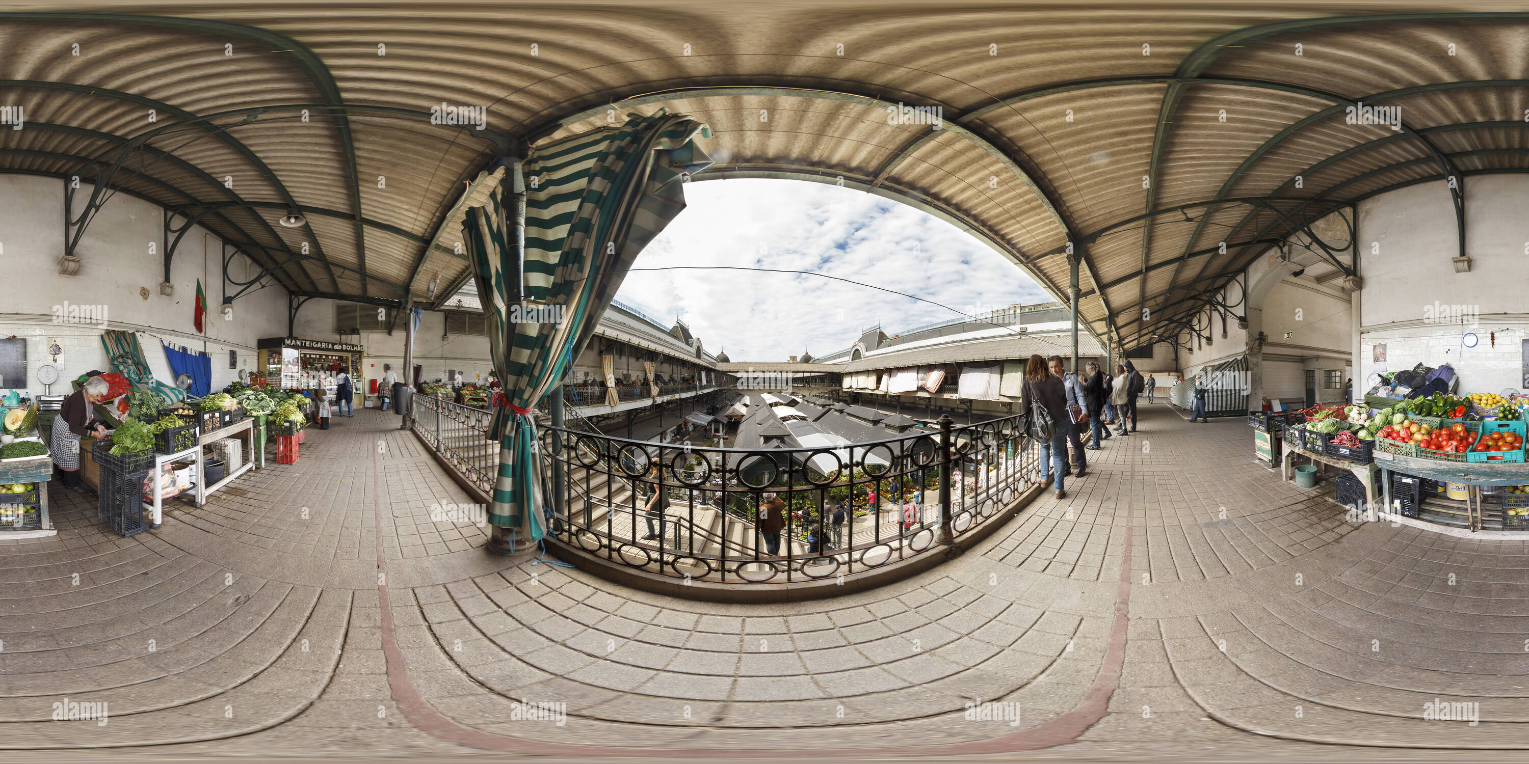 360° view of bolhao market. porto - Alamy